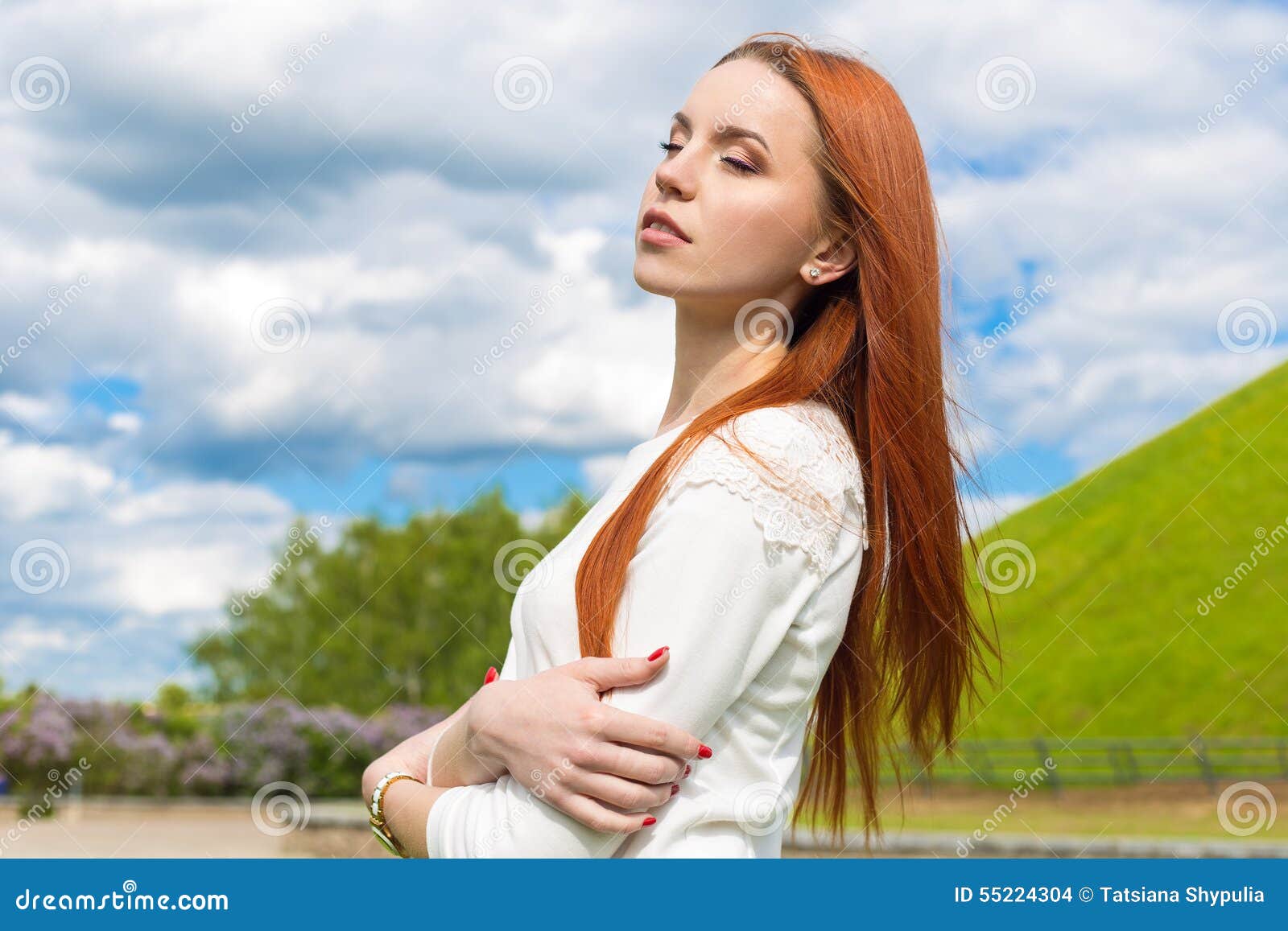 La Belle Fille Rousse Sexy Heureuse Dans Une Robe Blanche Marche En