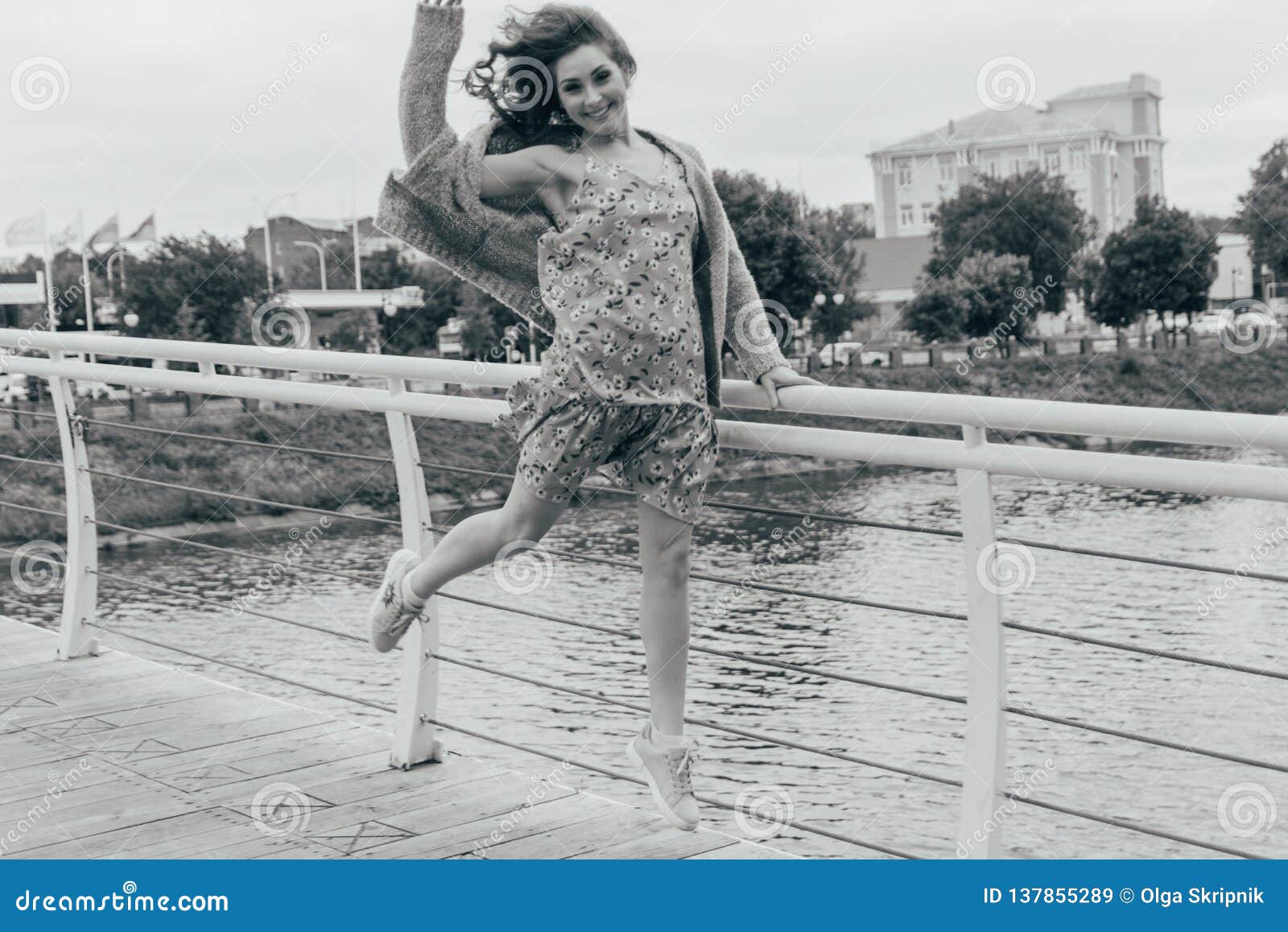La Belle Fille Se Tient Sur Le Pont Le Vent Souffle Dans Son Visage