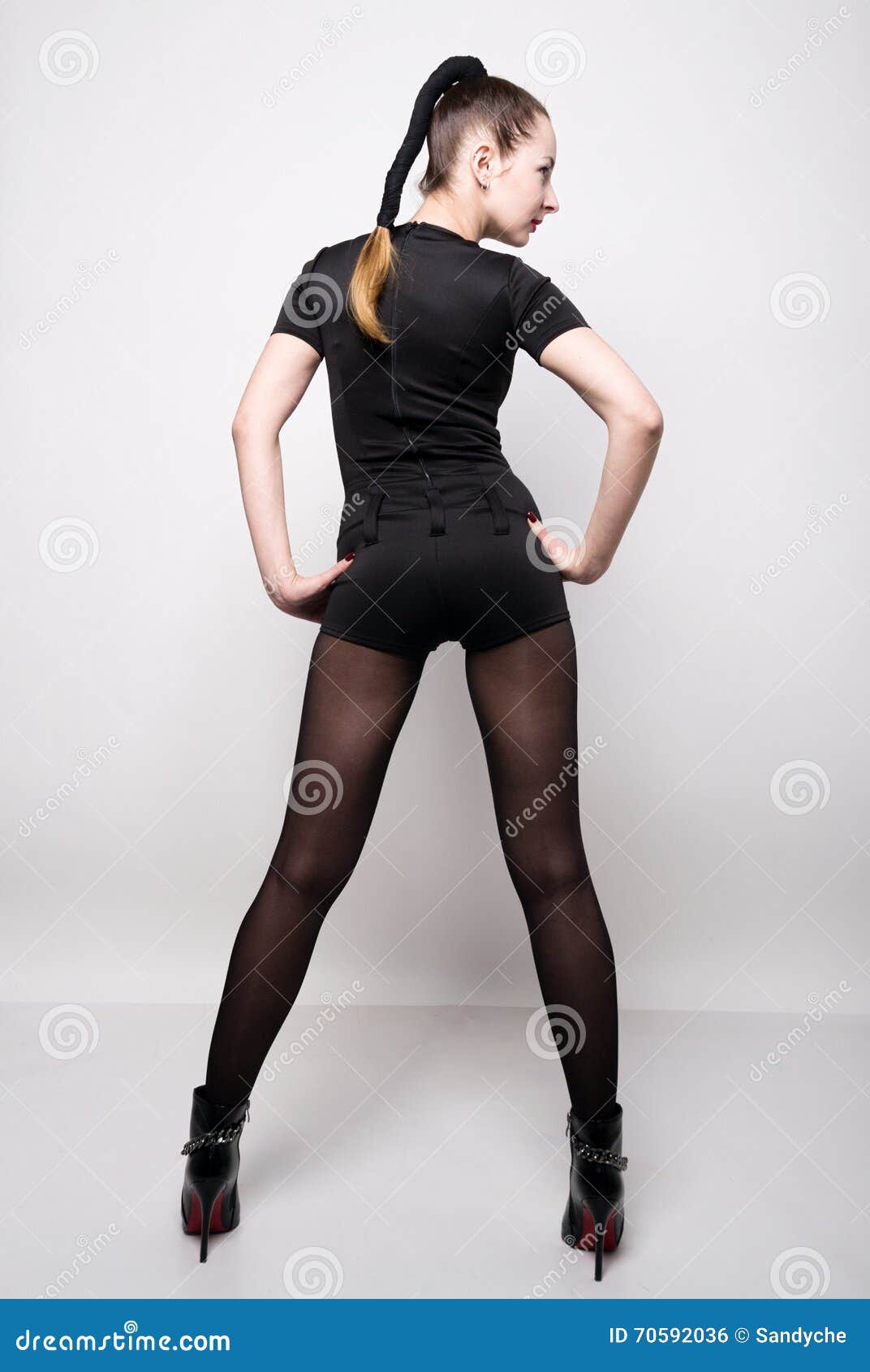 La Belle Fille Sexy Mince Aux Longues Jambes Dans La Lingerie De