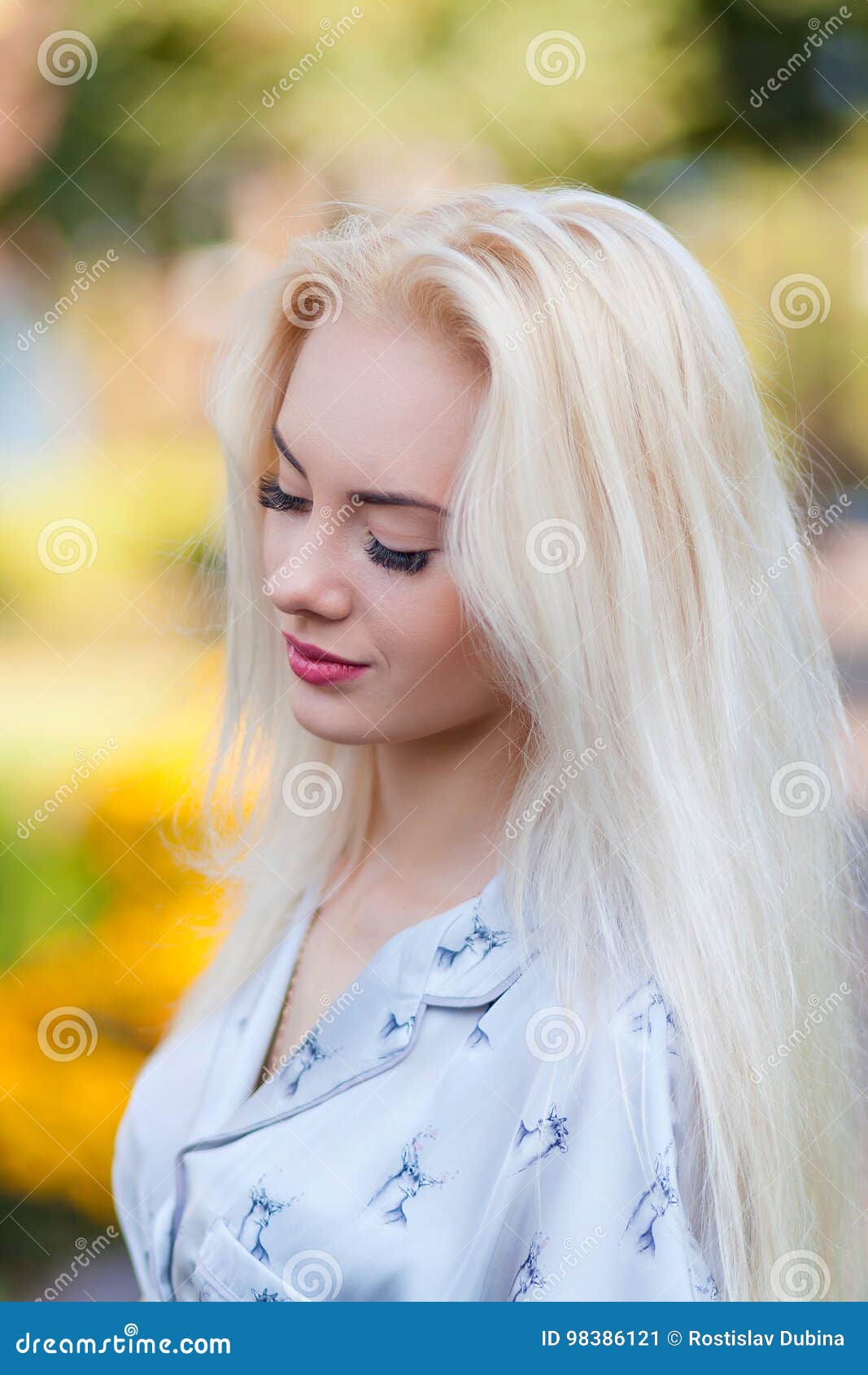 La Belle Jeune Fille Blonde Avec Un Joli Visage Et Un Beau Sourire