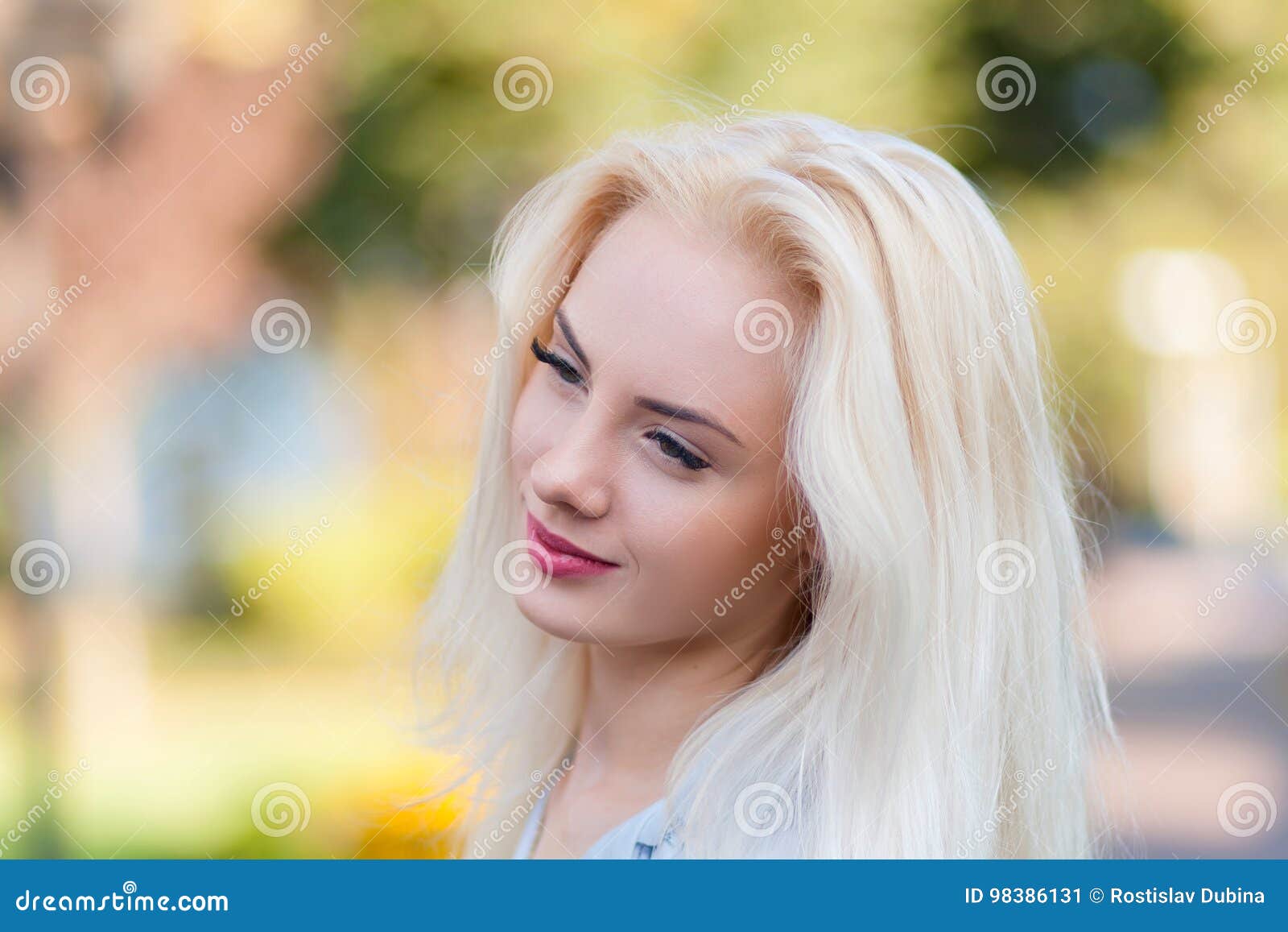 La Belle Jeune Fille Blonde Avec Un Joli Visage Et Un Beau Sourire