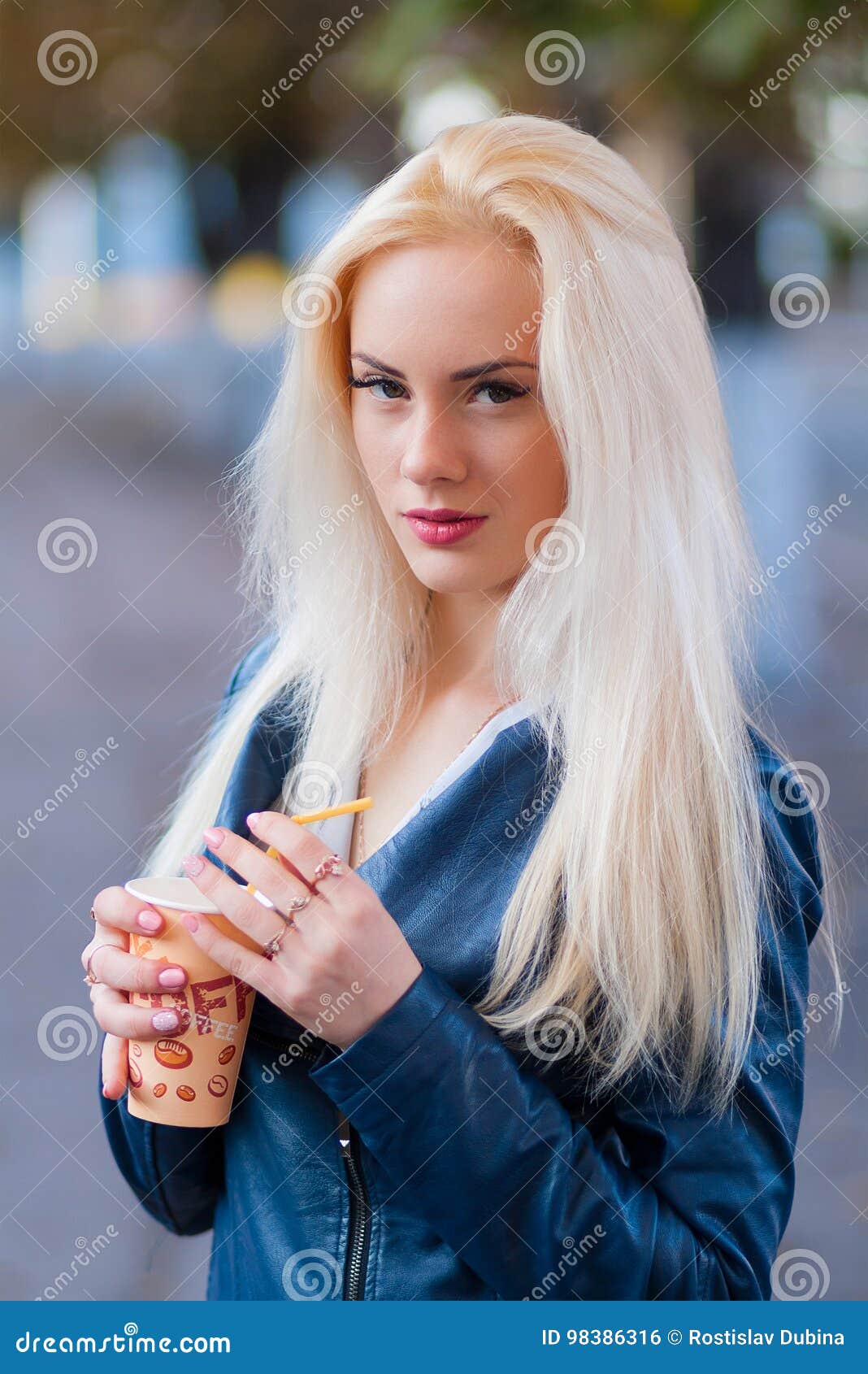 La Belle Jeune Fille Blonde Avec Un Joli Visage Et Un Beau Sourire