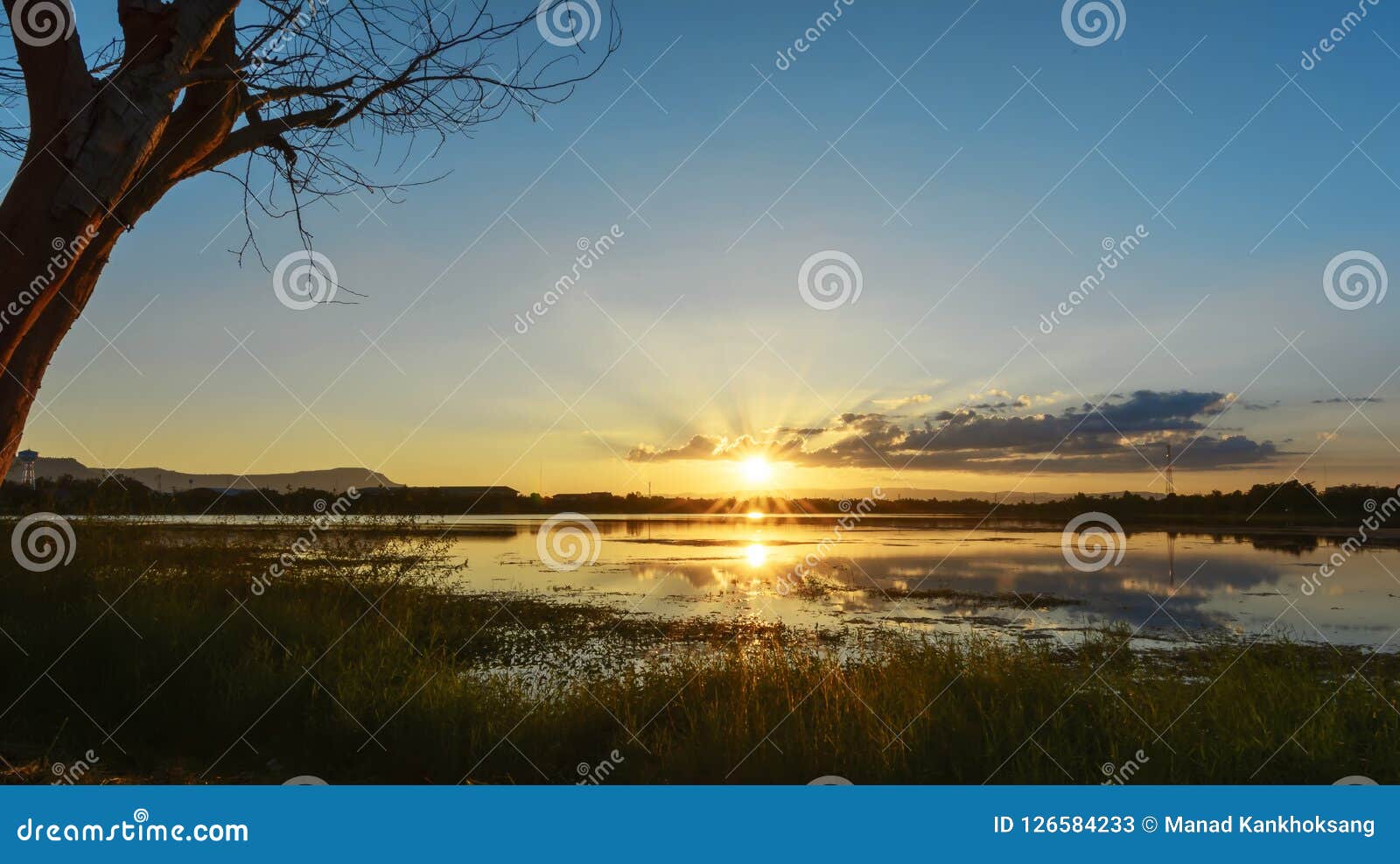 La Belleza Del Sol De La Tarde En La Puesta Del Sol Imagen de archivo ...