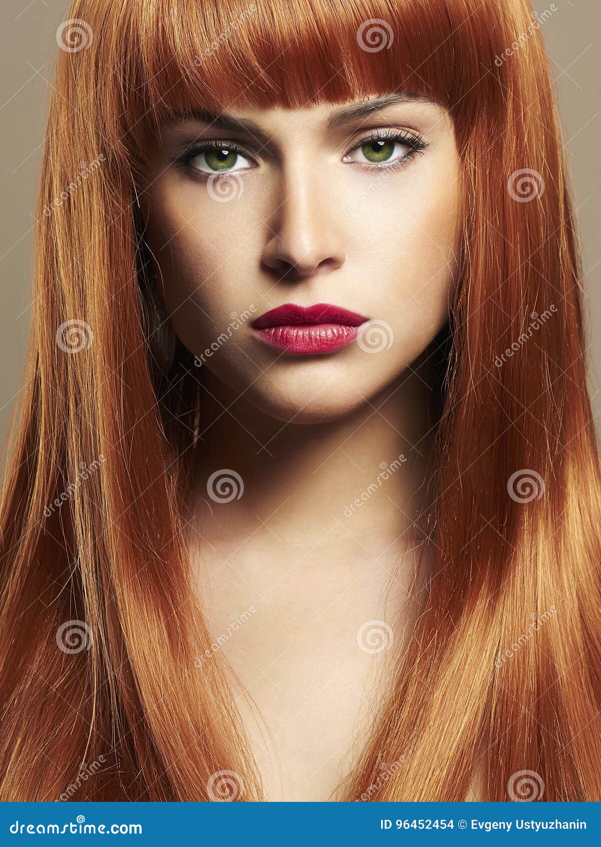 La Bellezza Compone Il Ritratto Della Ragazza Capelli Rossi Fotografia ...