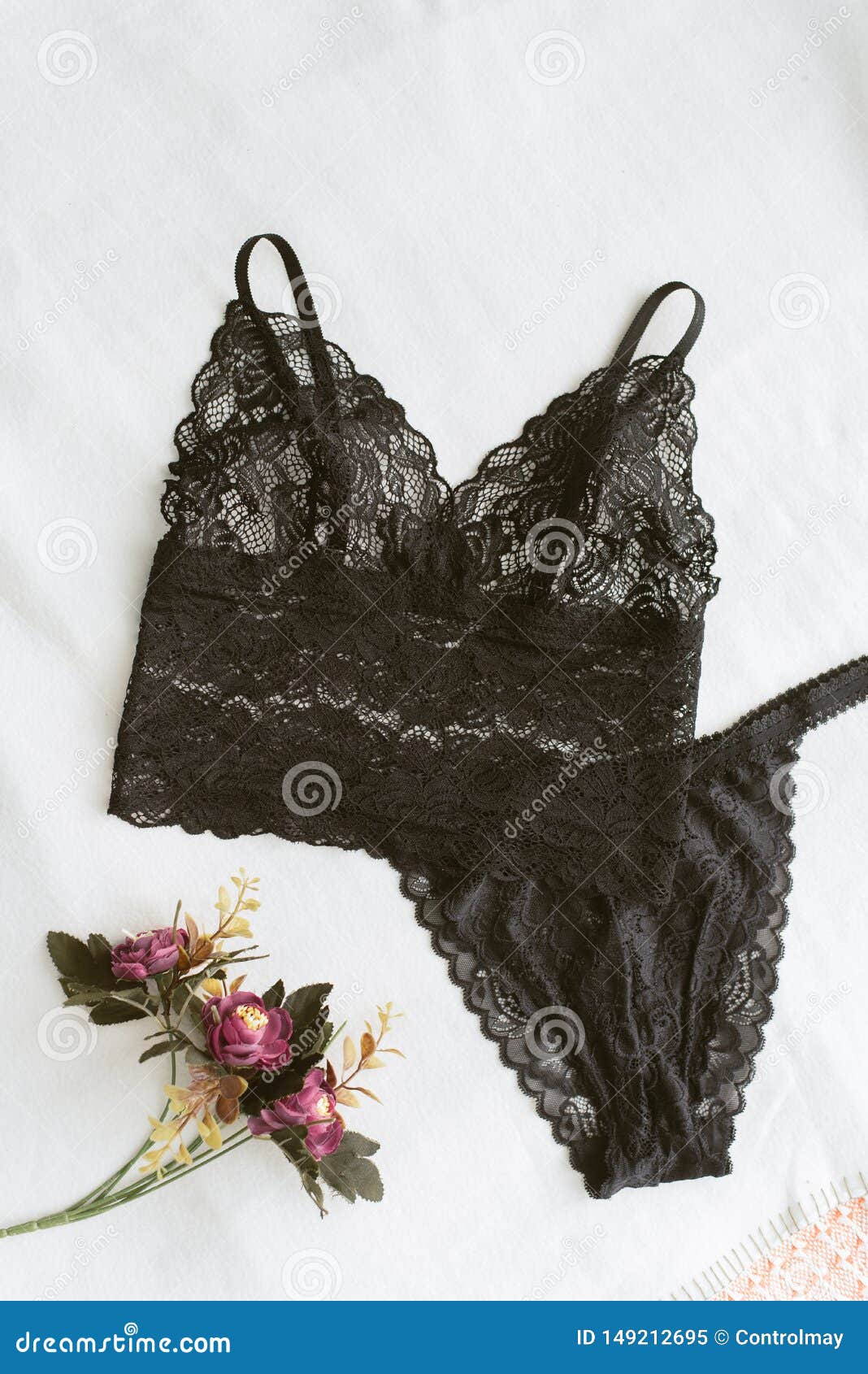 La Biancheria Intima Nera Del Pizzo Sta Trovandosi Sul Letto Leggero ... La Biancheria Intima Nera Del Pizzo Sta Trovandosi Sul Letto Leggero ...