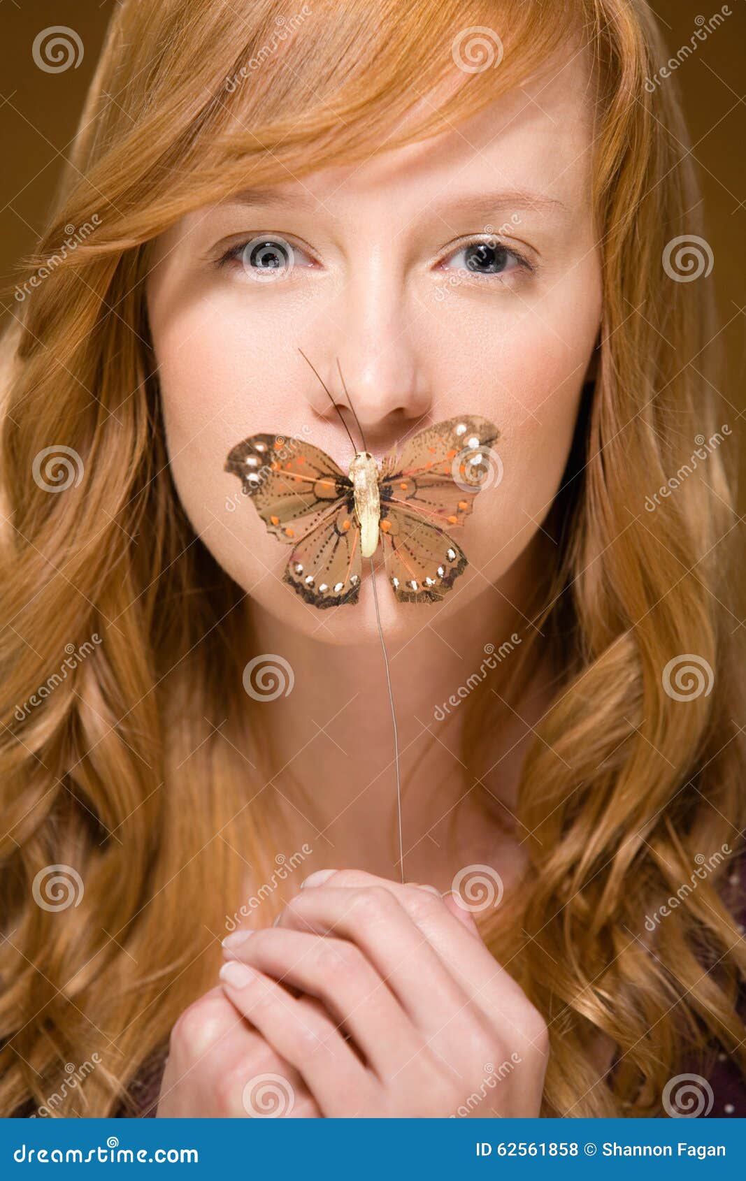 La Bocca Della Donna Della Copertura Della Farfalla Fotografia Stock ...