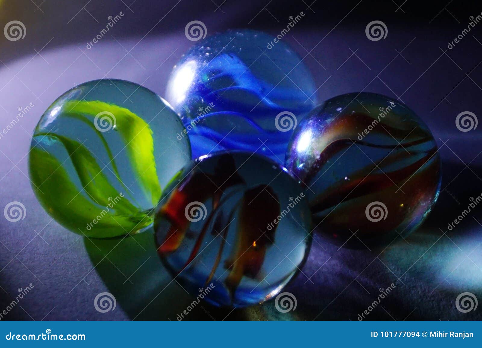 La Boule De Marbre Quatre En Verre Photo stock - Image du simple ...