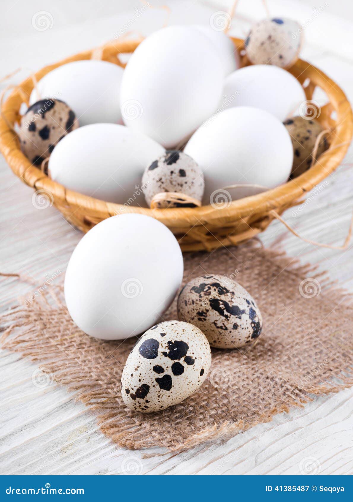 La Caille Et Le Poulet Eggs Dans Un Panier En Osier Image stock - Image ...