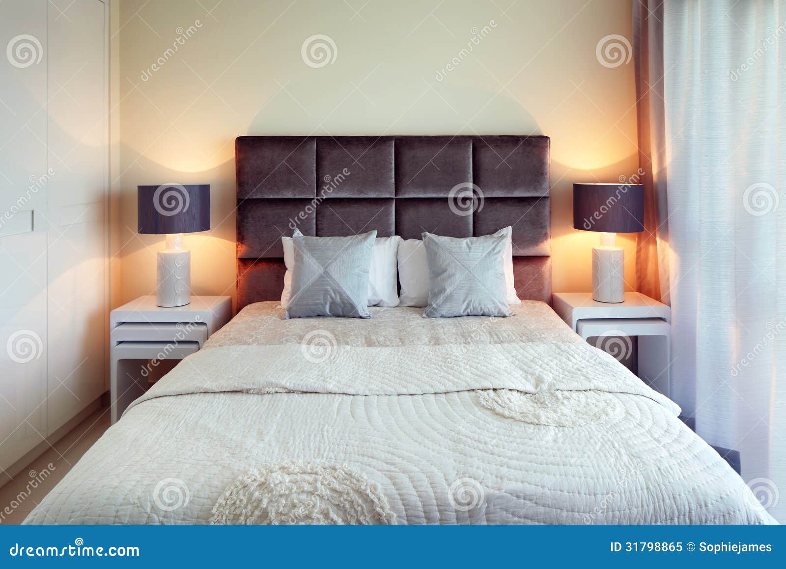 La Cama Se Hace Perfectamente Imagen de archivo - Imagen de lifestyle ...