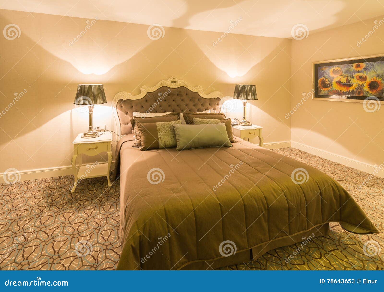 La Camera Di Albergo Moderna Con Il Grande Letto Immagine Stock ...