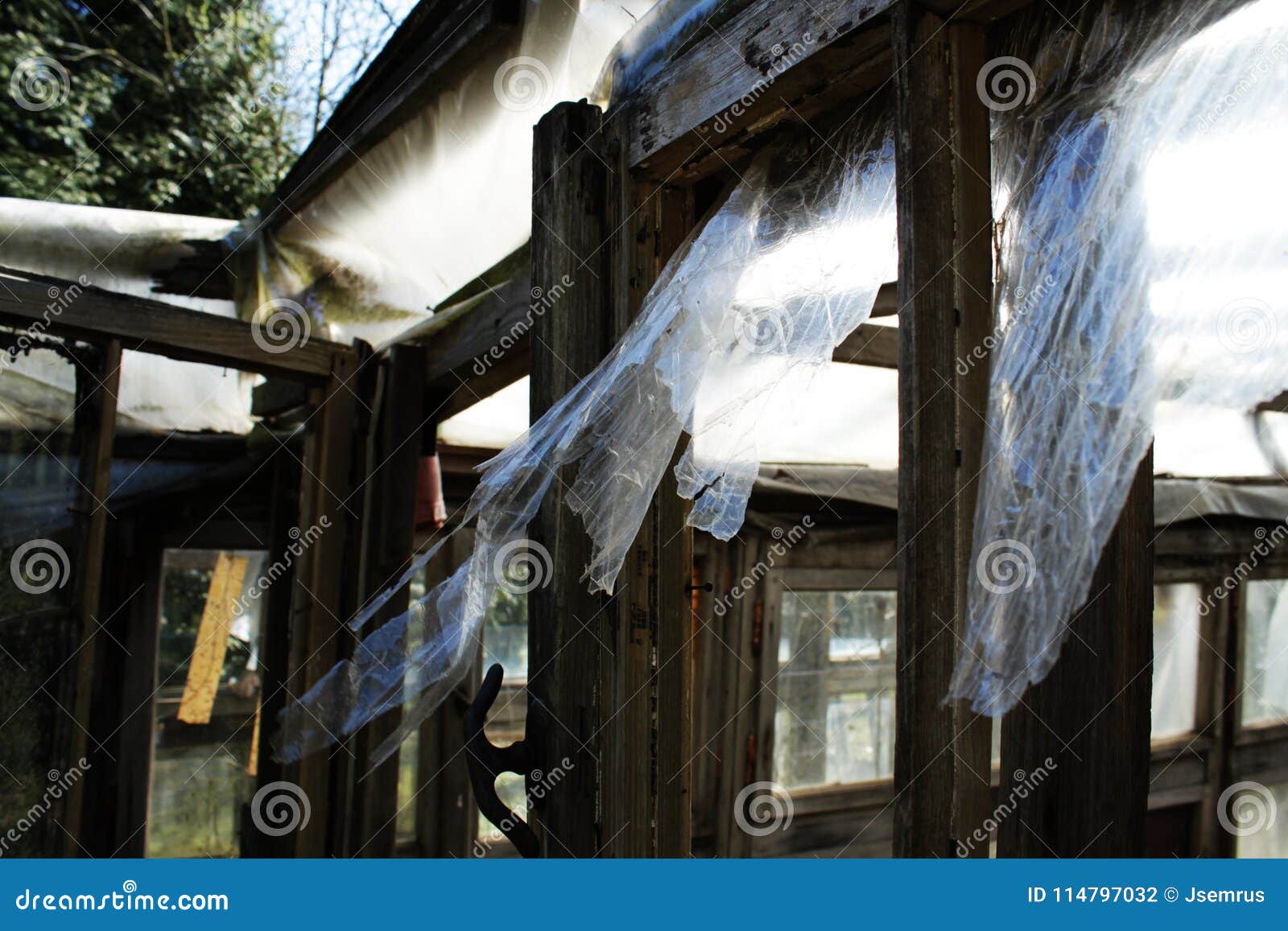La casa destruida foto de archivo. Imagen de destruido - 114797032