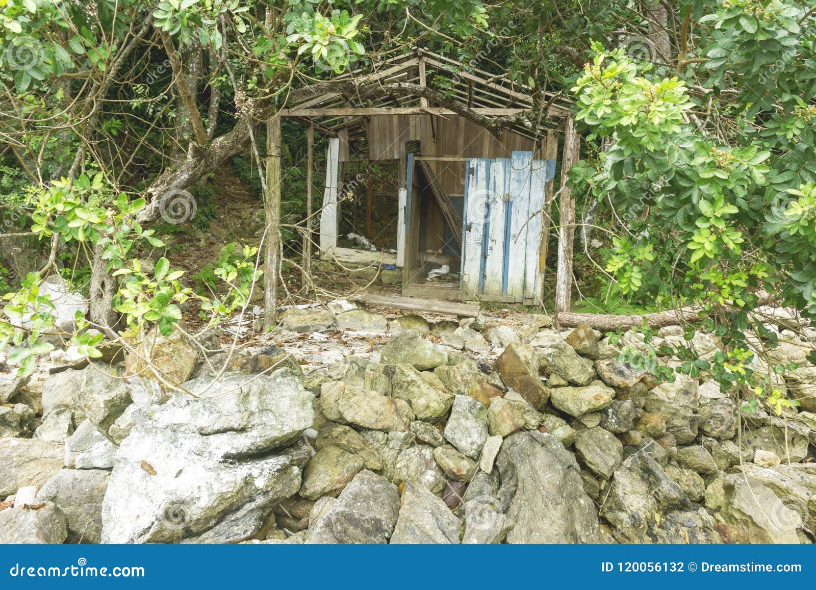 La casa en las rocas foto de archivo. Imagen de apenas - 120056132