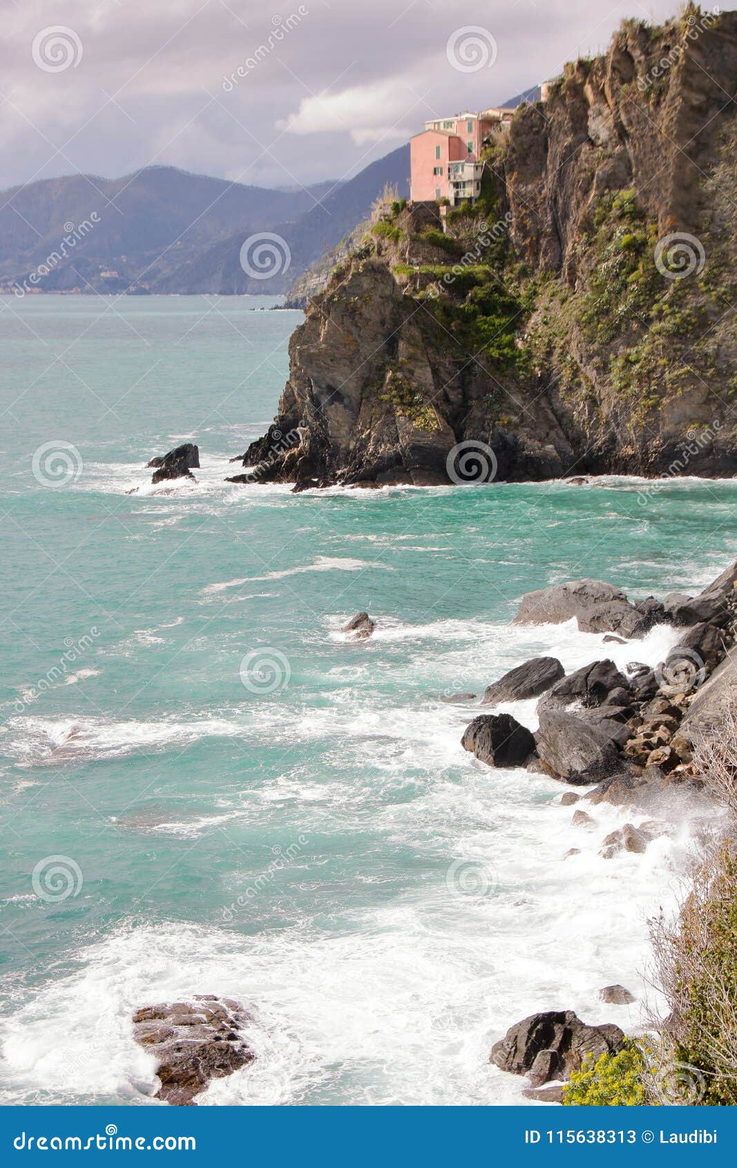 La casa en la roca imagen de archivo. Imagen de coastline - 115638313