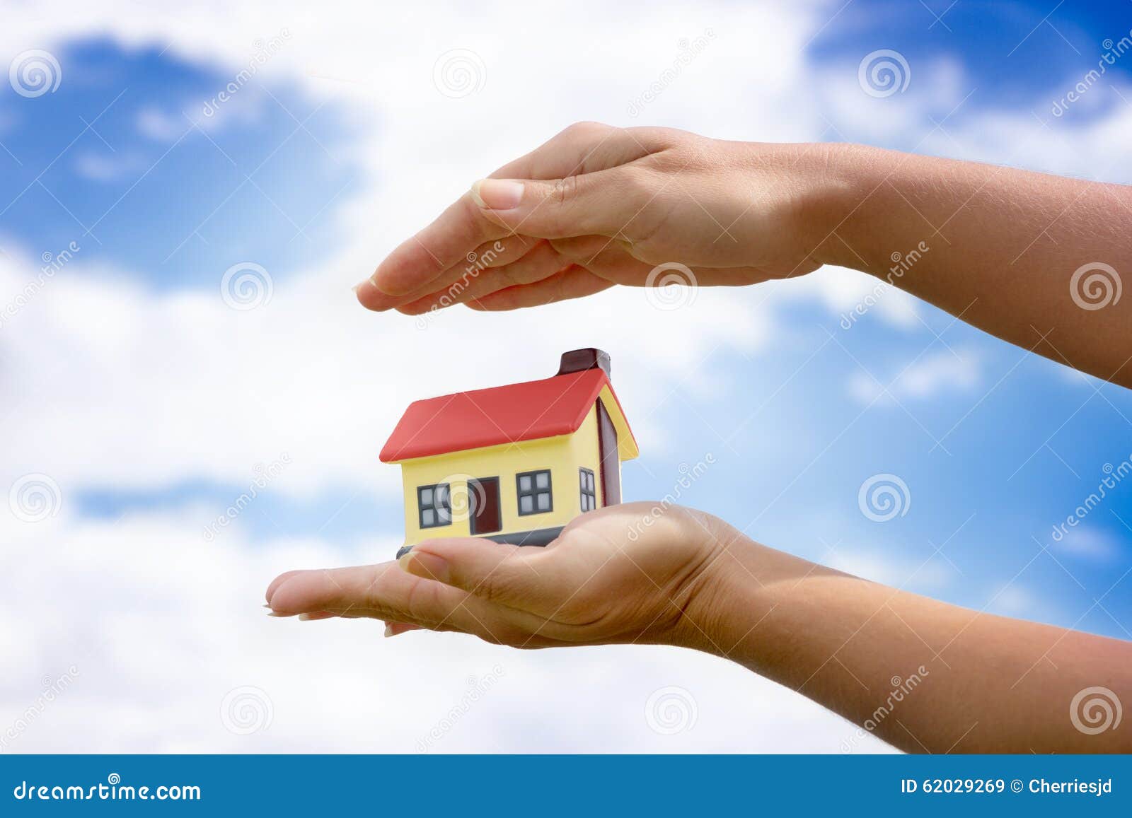 La Casa in Mani Su Cielo Blu Immagine Stock - Immagine di orizzontale ...