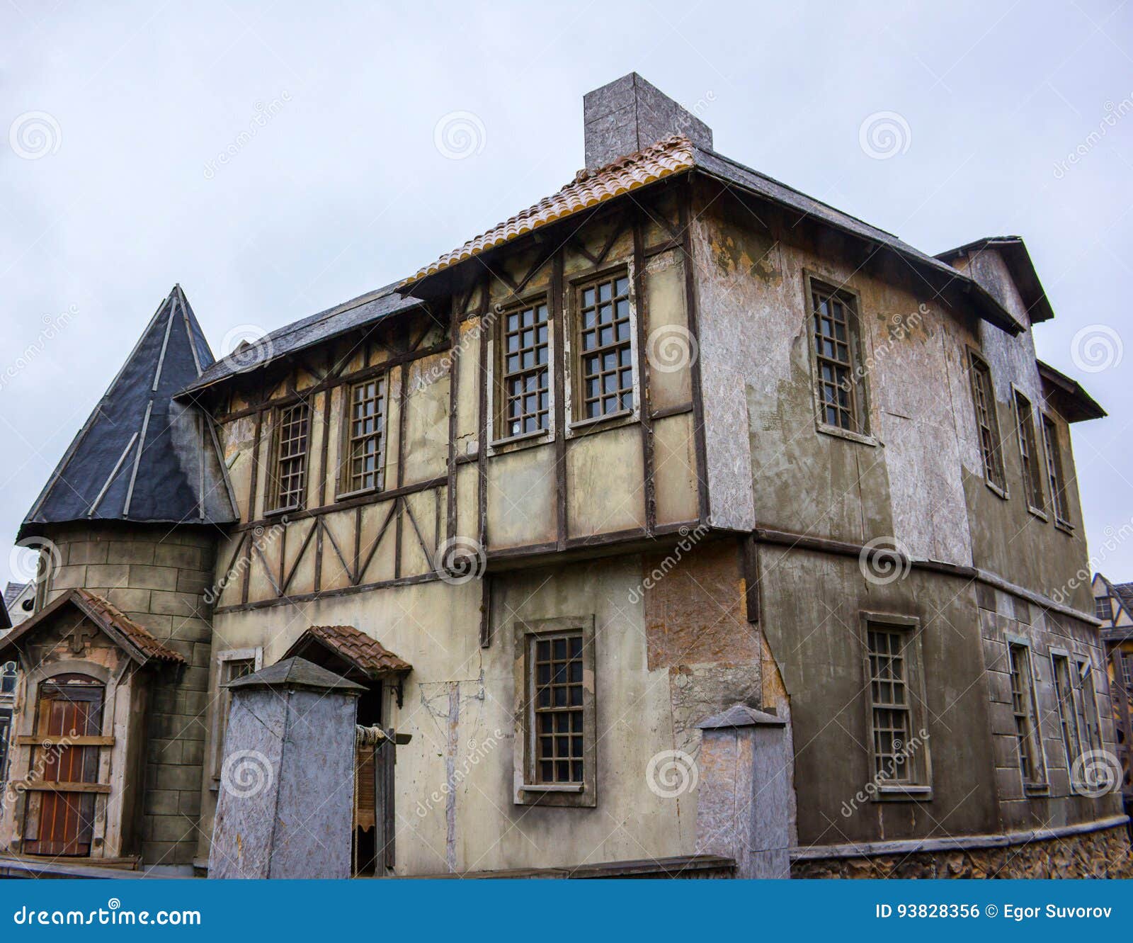 La casa medioevale fotografia stock. Immagine di città - 93828356