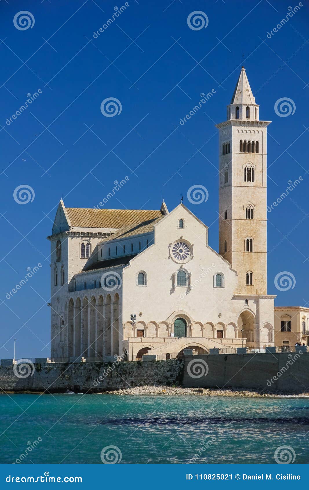 La Catedral Trani Apulia Italia Imagen de archivo - Imagen de fachada ...