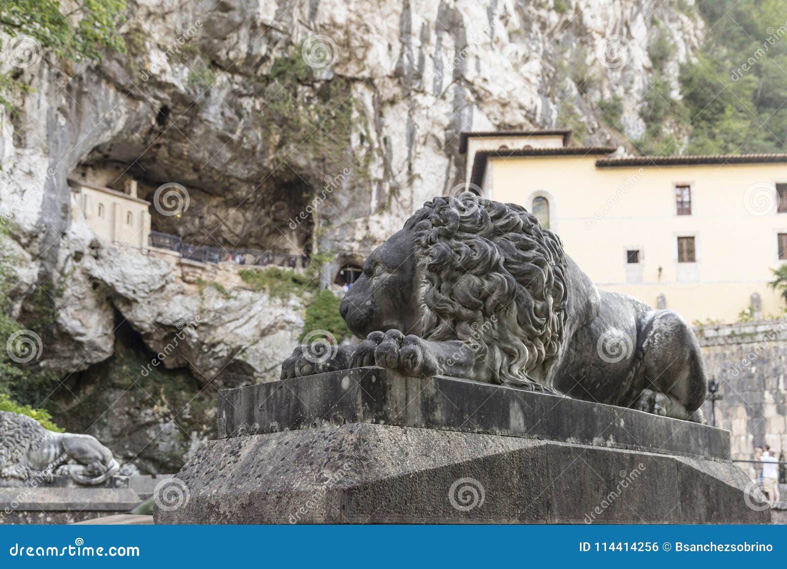 La Caverna Di Santa Di Covadonga Con La Statua Del Leone Prosterna in ...