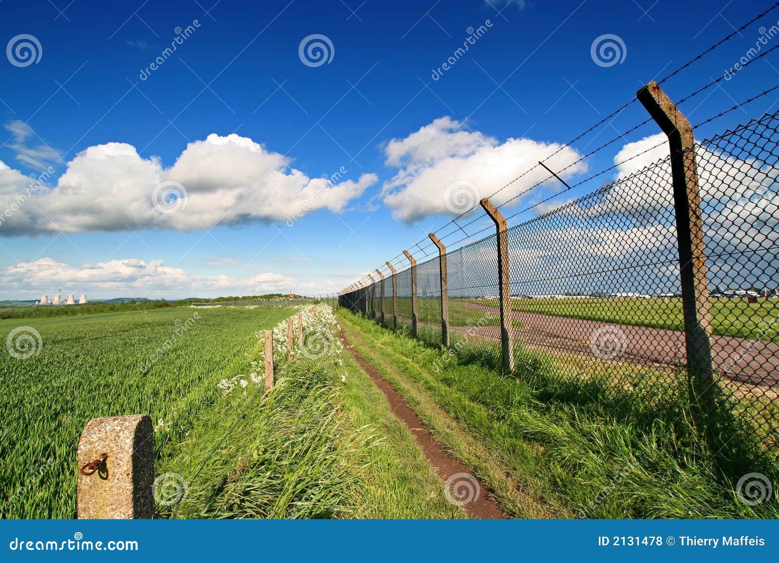 La cerca foto de archivo. Imagen de cubo, concreto, agricultura - 2131478