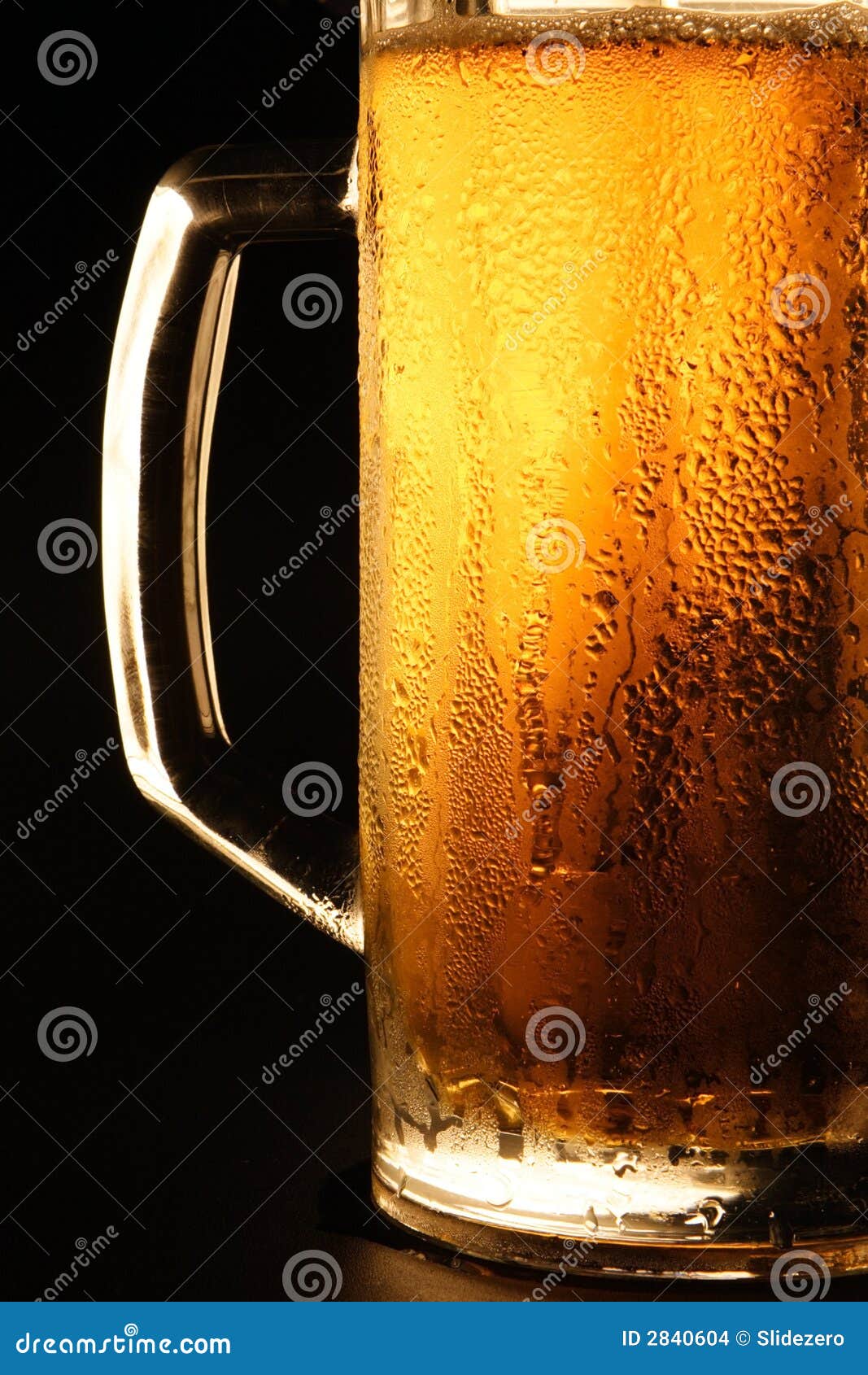 La cerveza fría foto de archivo. Imagen de alcohol, alimentos - 2840604