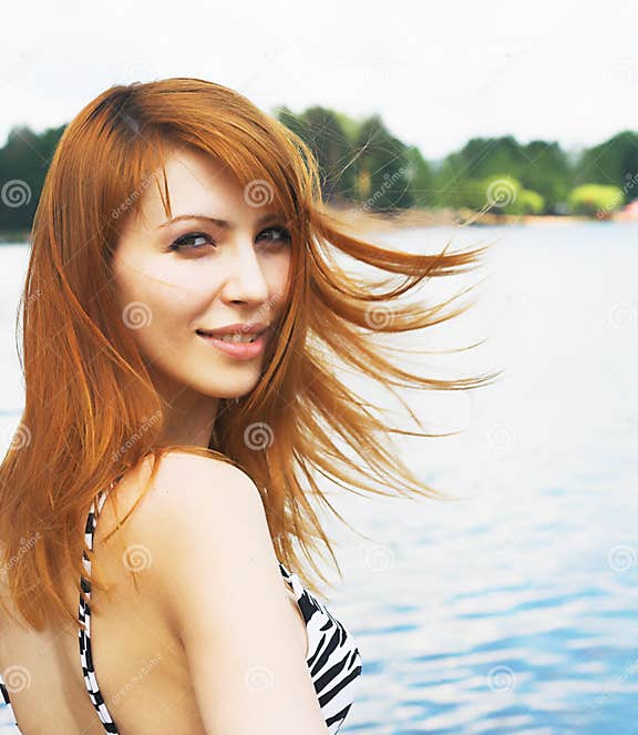 La Chica Joven En Una Playa Imagen De Archivo Imagen De Travieso Positivo 5132857