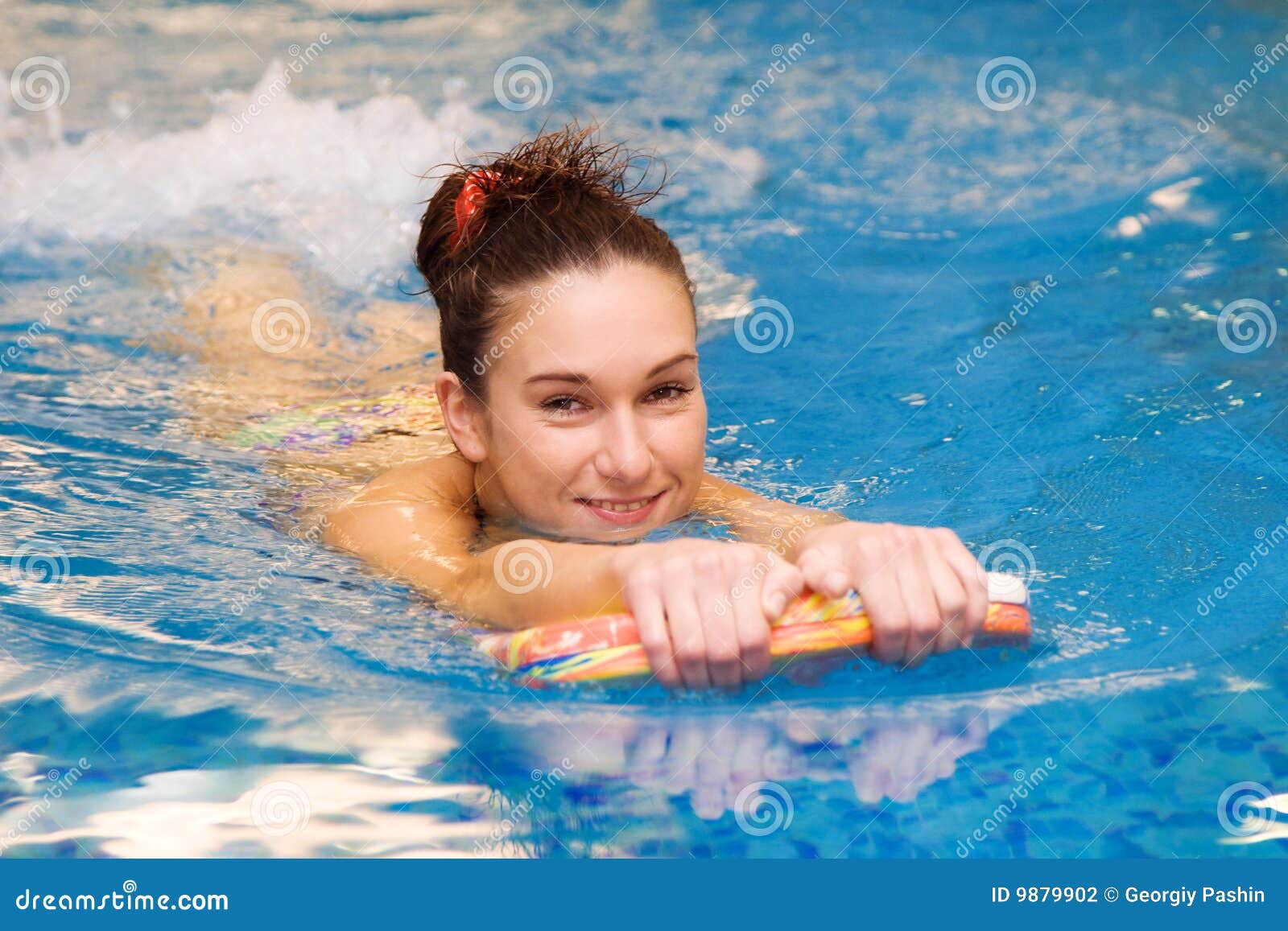 La Chica Joven Está Nadando Foto de archivo - Imagen de imagen ...