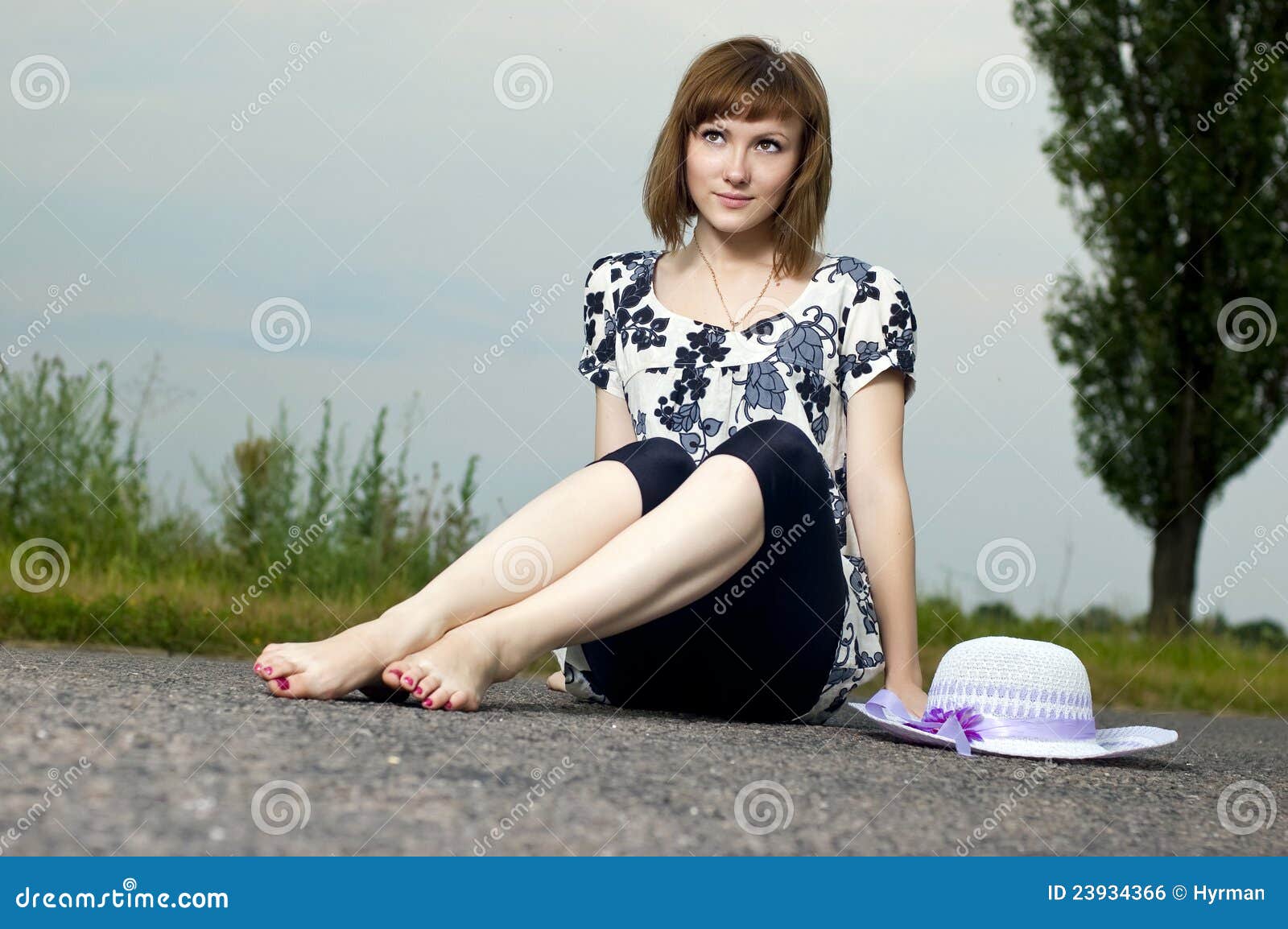 La Chica Joven Hermosa Se Sienta En Un Sombrero Foto De Archivo Imagen De Verde Cara 23934366