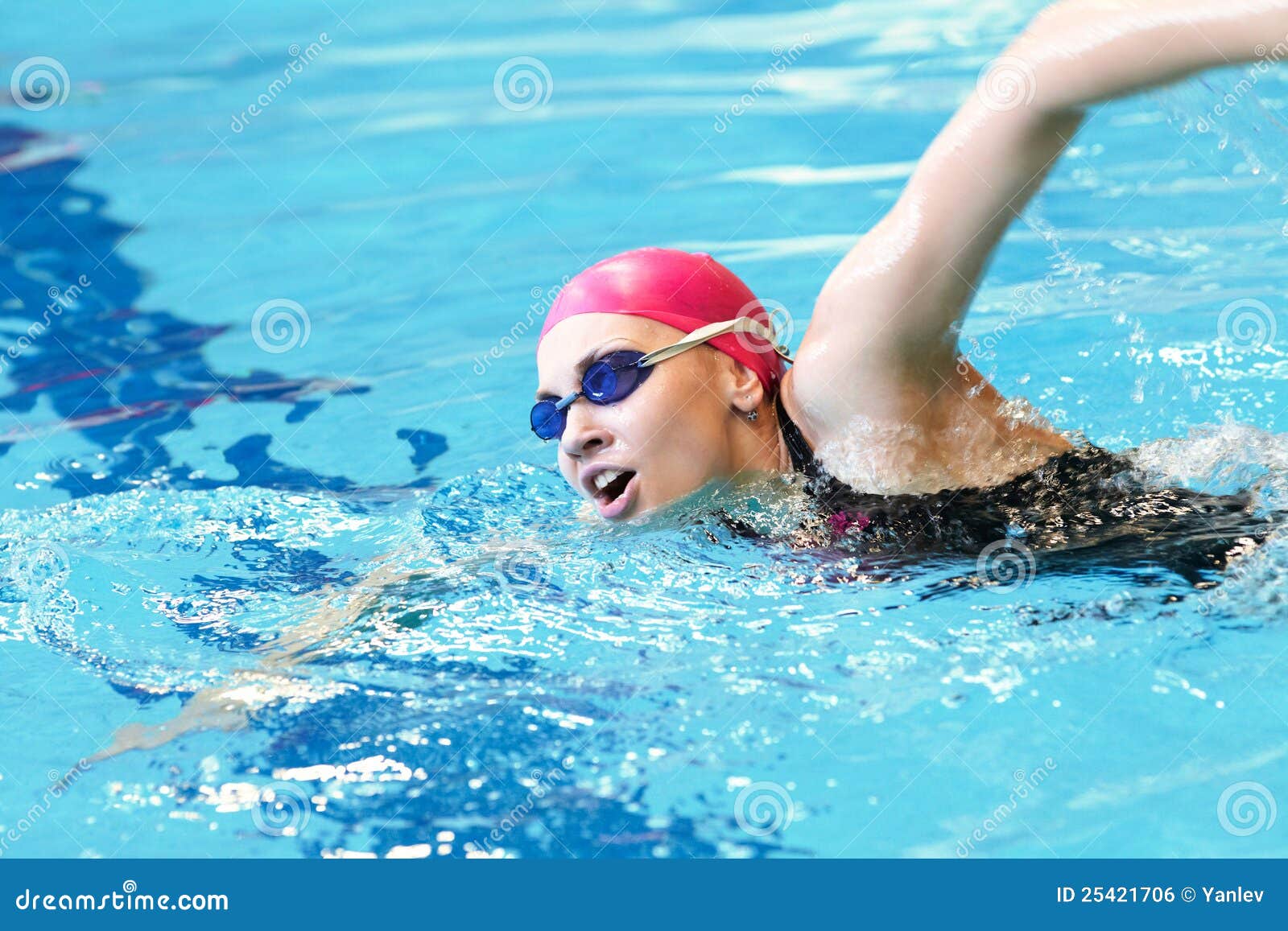 La Chica Joven Nada Estilo Libre Foto de archivo - Imagen de nadador ...