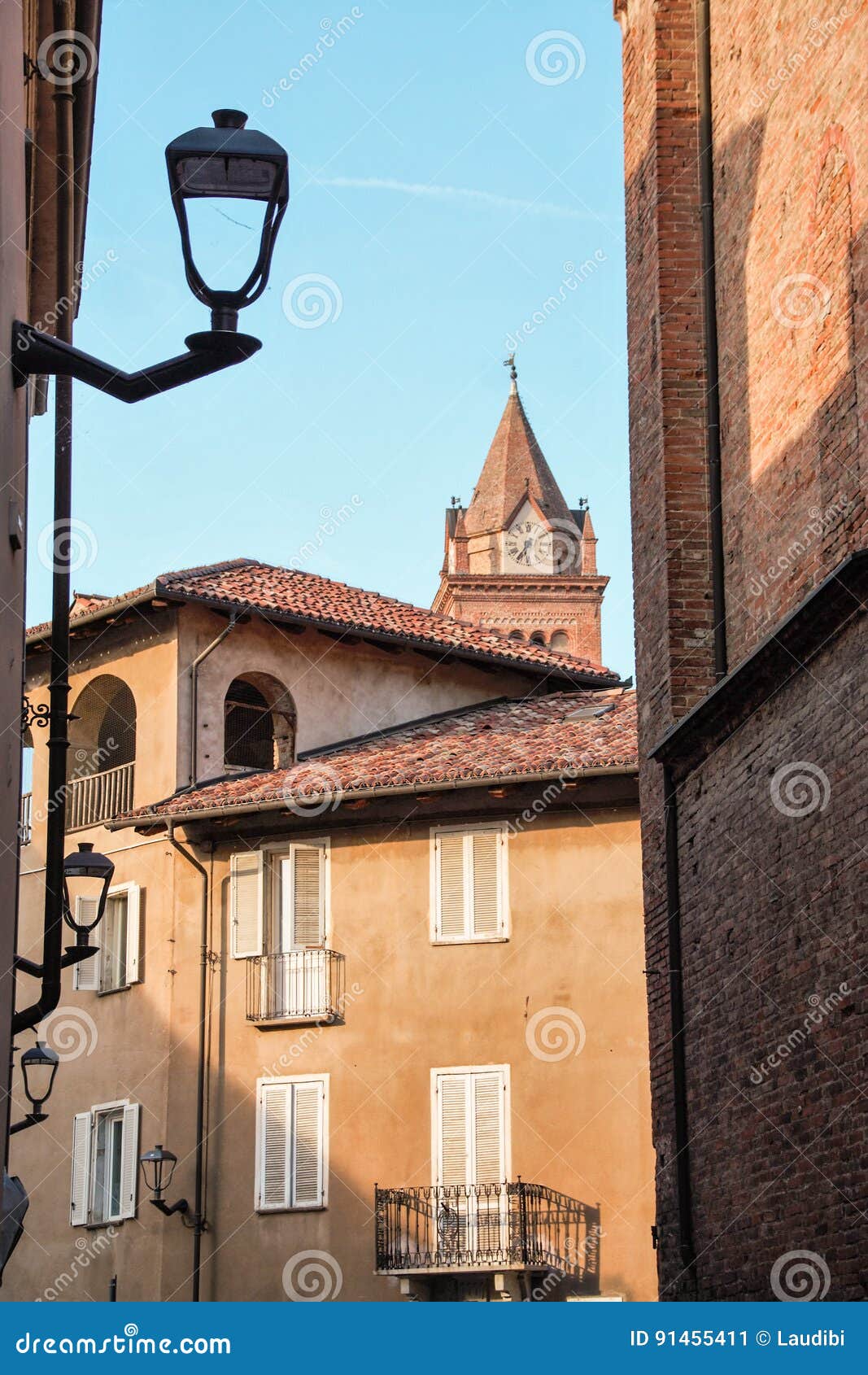 La Città Di Alba E Delle Sue Torri Immagine Stock - Immagine di ...