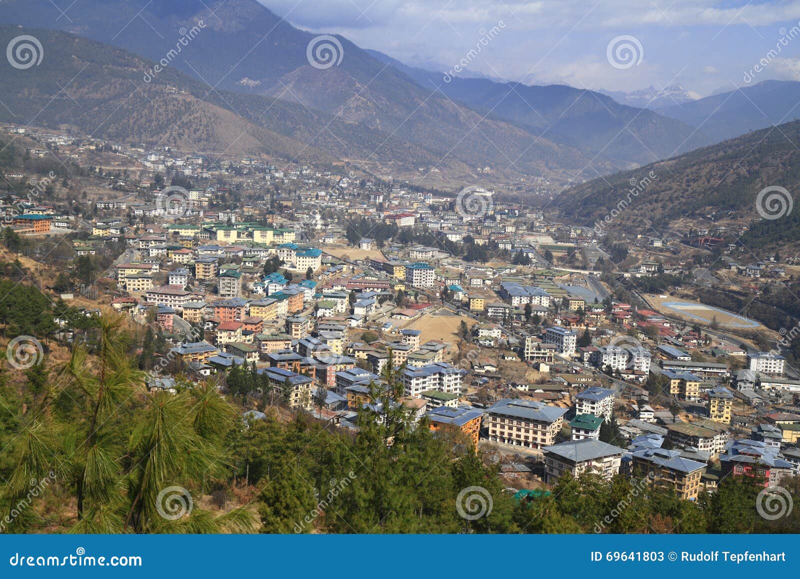 La ciudad de Timbu, Bhután imagen de archivo. Imagen de casa - 69641803