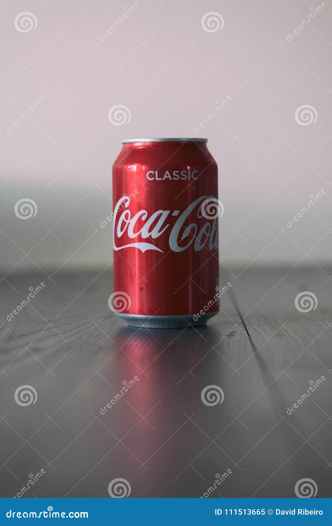 La Coca-Cola Puede Encima De Una Tabla De Madera Imagen editorial ...