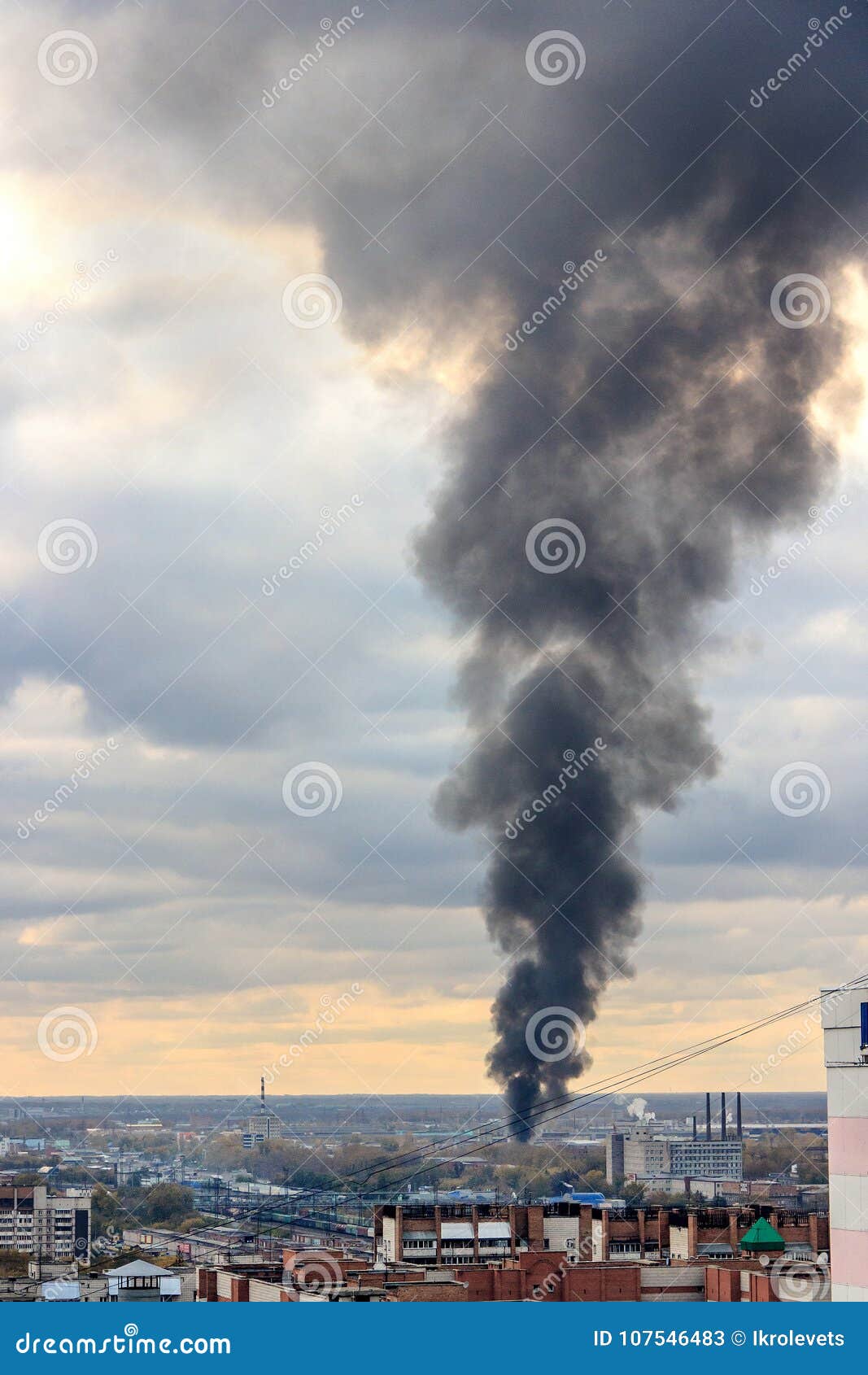 La Columna Del Humo Negra Debido Al Fuego Sube Al Cielo Imagen de ... La Columna Del Humo Negra Debido Al Fuego Sube Al Cielo Imagen de ...