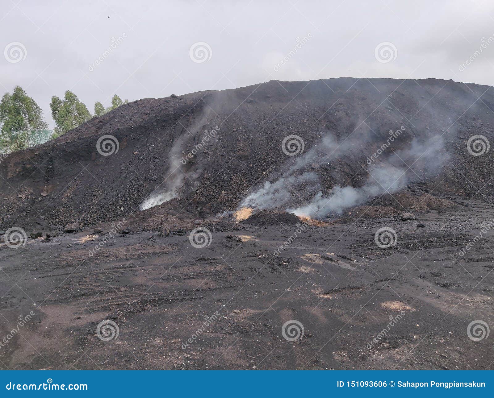 La Combustion Spontanée De Charbon De Lignite Photo stock - Image du ...