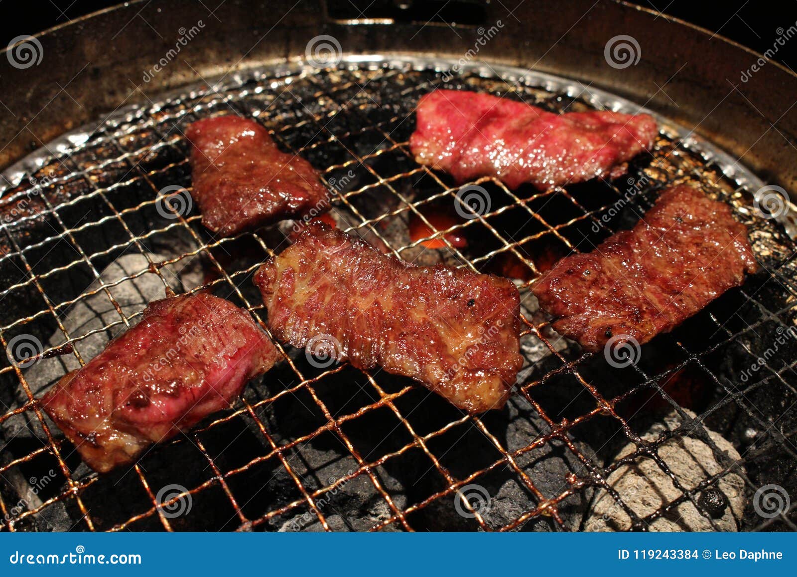 La Comida Servida En El Yakiniku Foto de archivo - Imagen de comedor ...