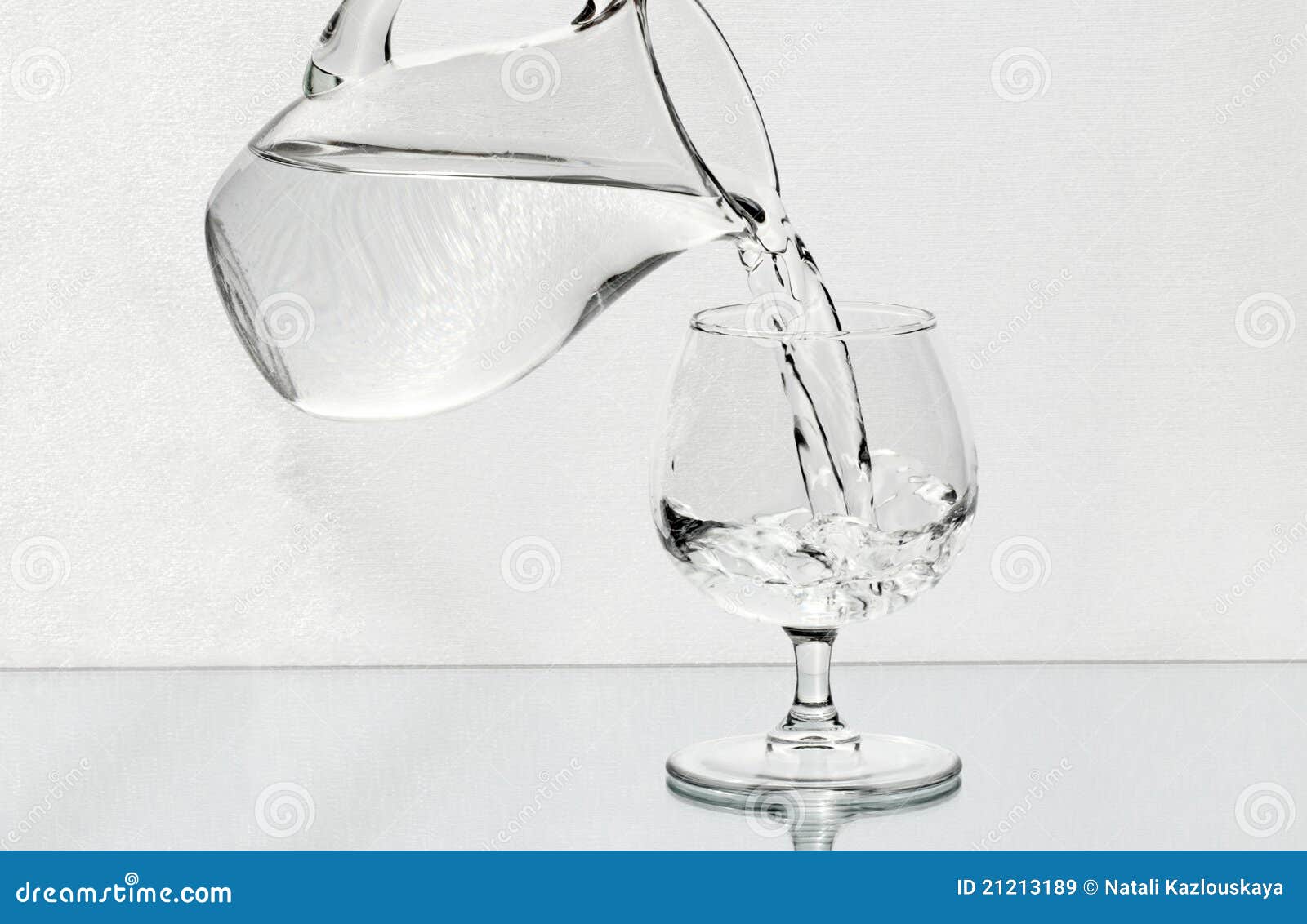 La Copa Se Llena De Un Agua De Un Jarro Imagen de archivo - Imagen de ...