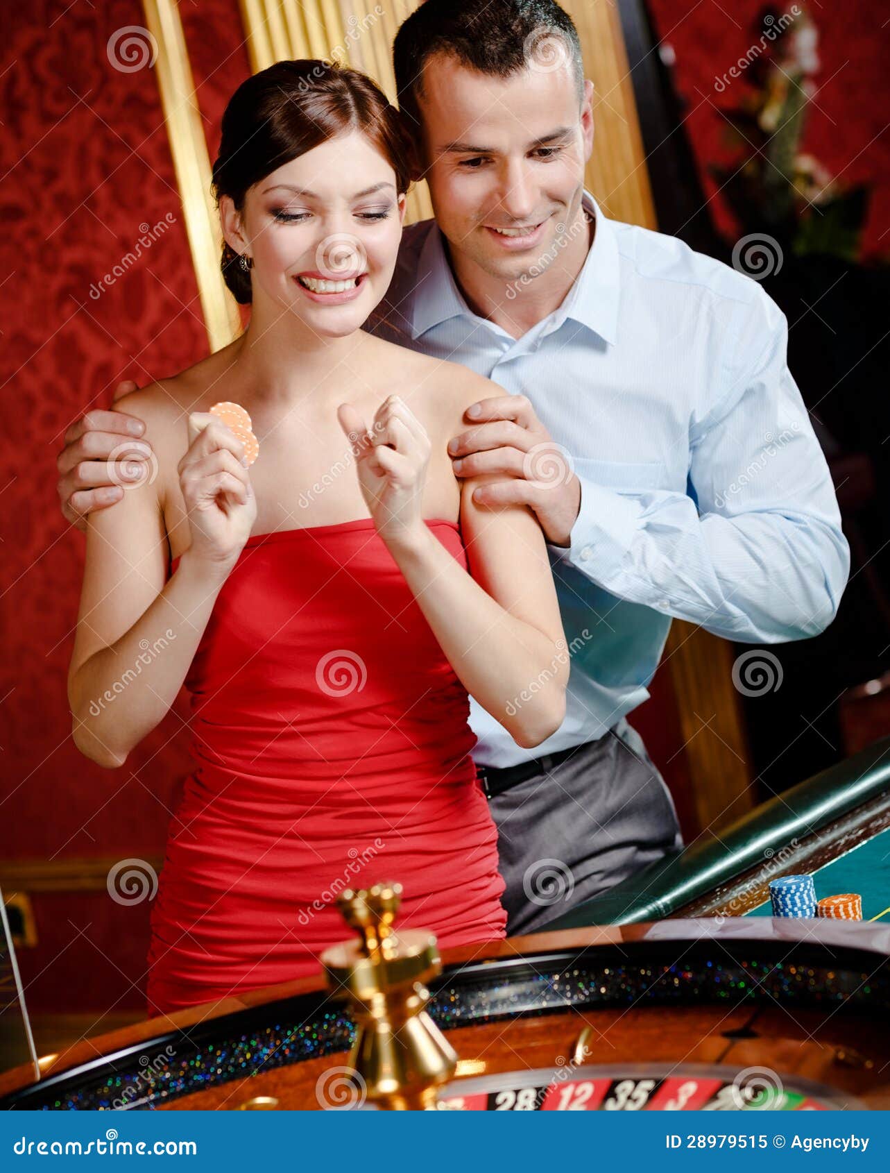 La Coppia Che Gioca Le Roulette Segue Il Gioco Immagine Stock ...