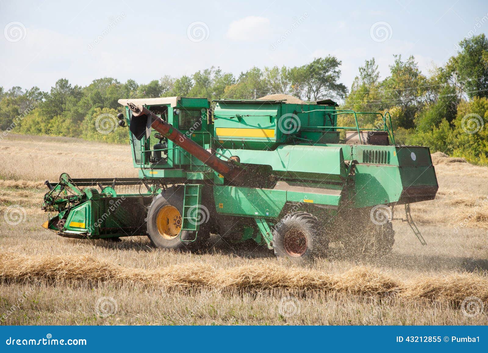 La Cosechadora a Cosechar En El Campo Imagen de archivo - Imagen de ...