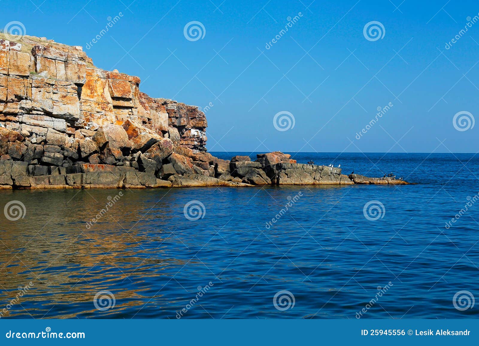 La Costa Rocosa De La Isla De Serpientes Foto de archivo - Imagen de ...