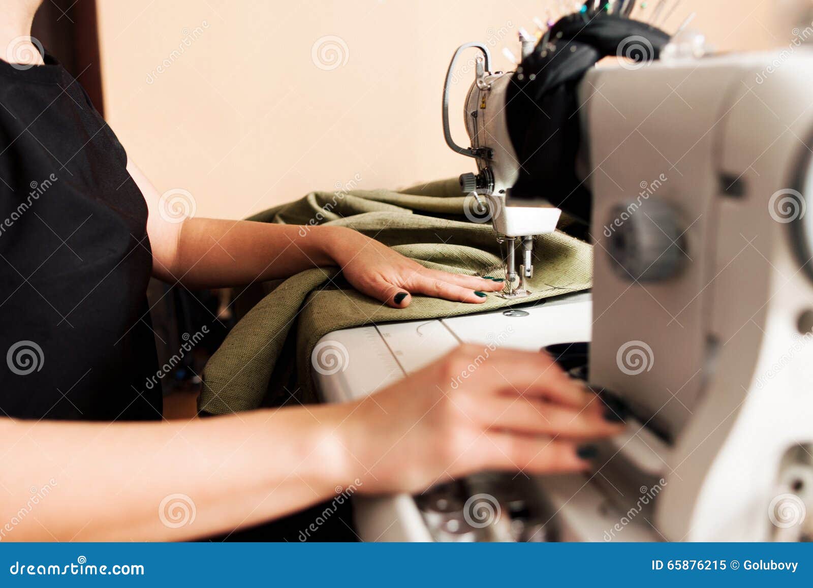 La costurera cose la ropa imagen de archivo. Imagen de persona - 65876215