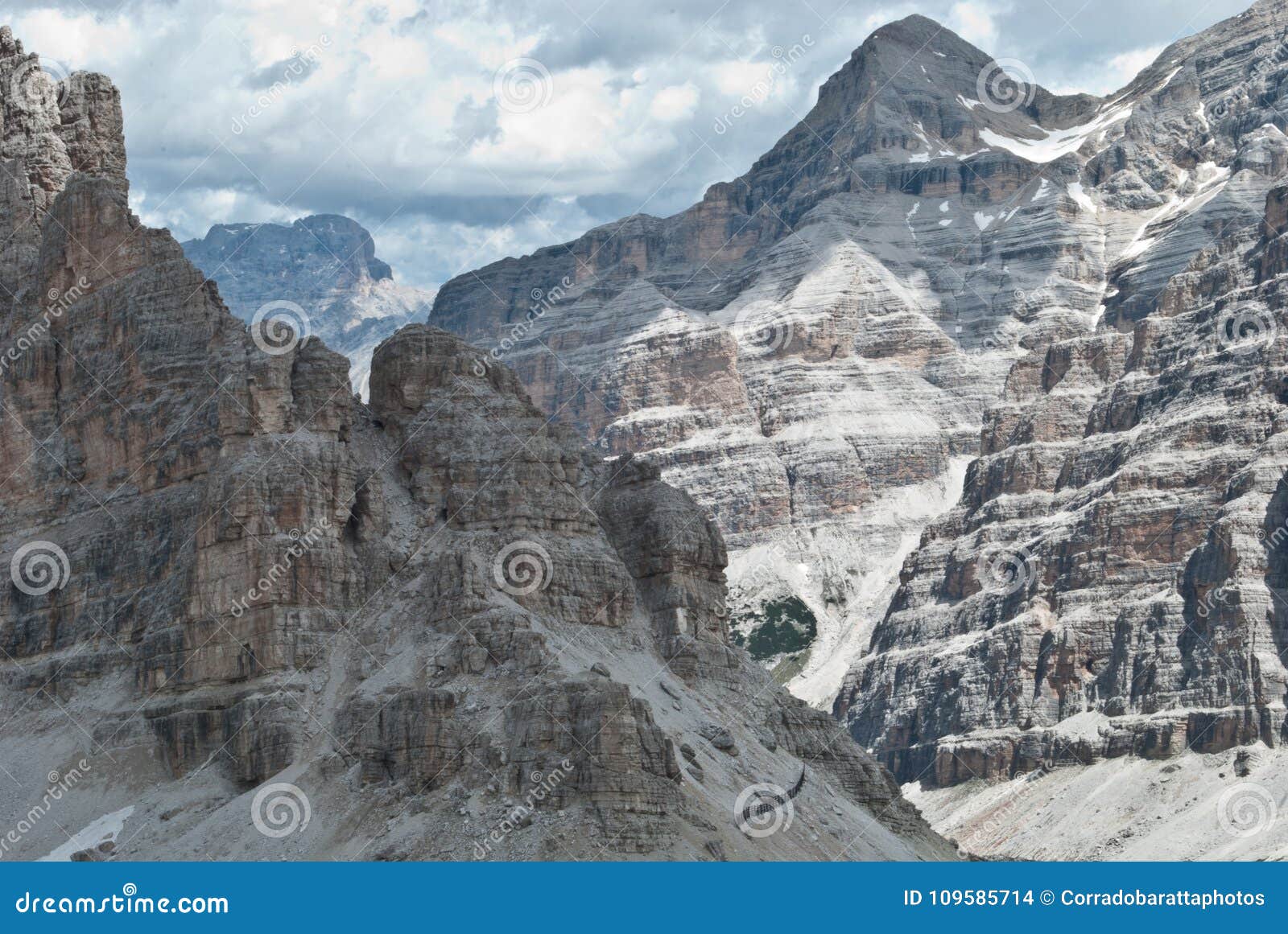 La Couleur Des Roches Des Dolomites Photo stock - Image du hausse ...