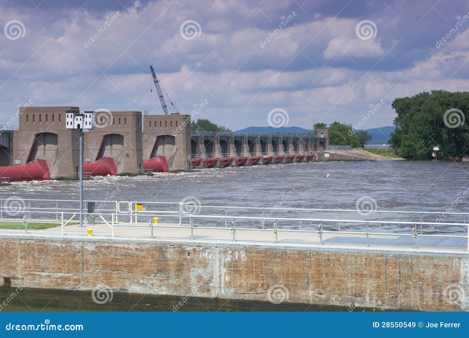 La Crescent Lock and Dam on Mississippi River Stock Image - Image of ...