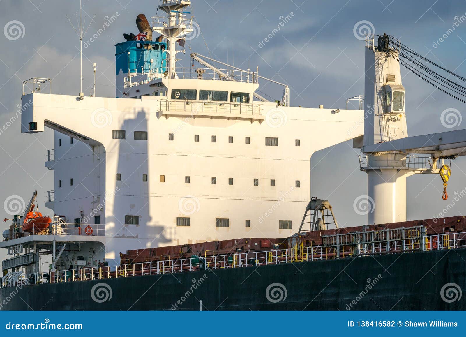 La Cubierta Del Buque De Carga Foto de archivo - Imagen de azul, barco: 138416582