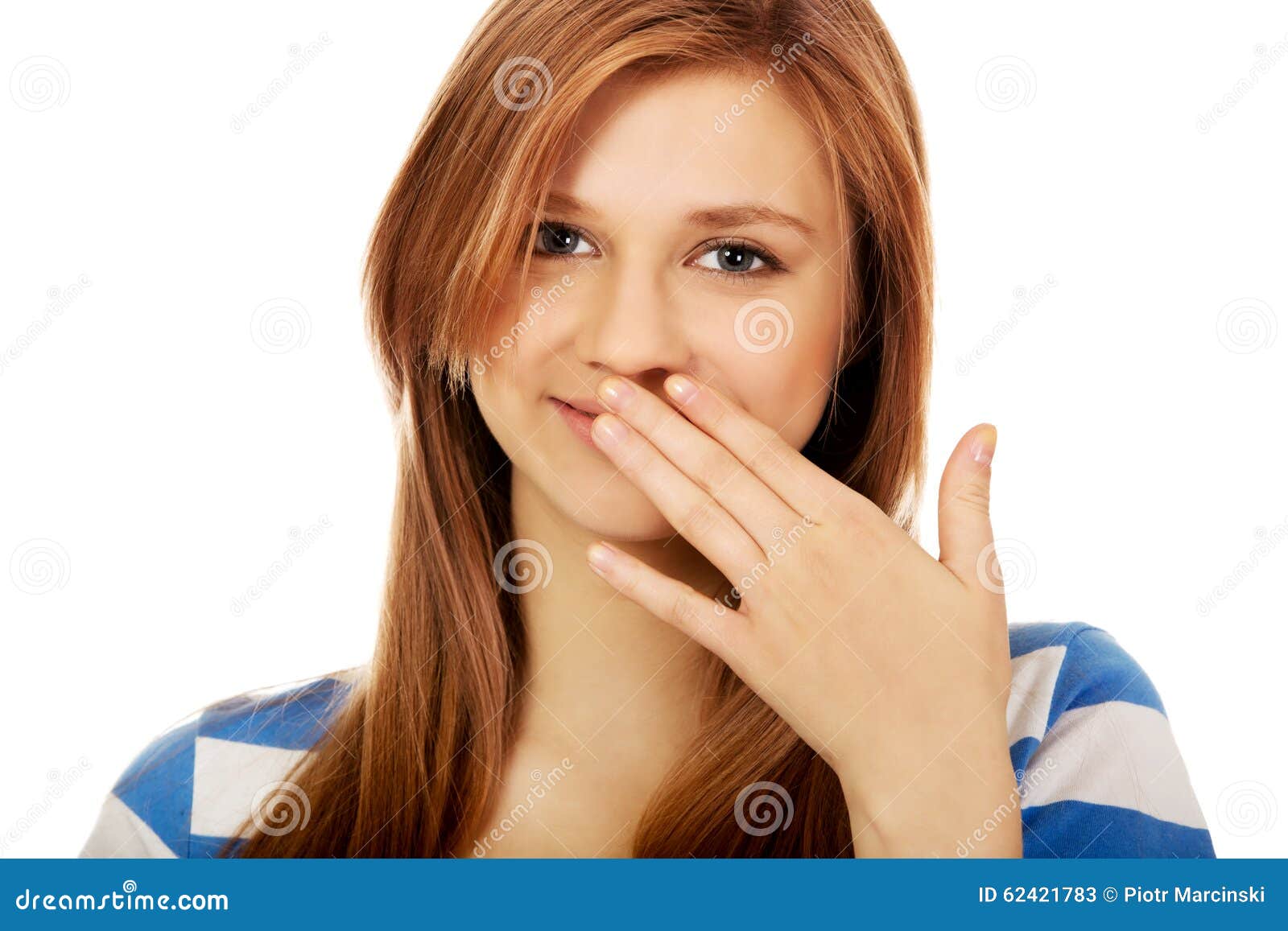 La Donna Adolescente Ride Scioccamente Coprendo La Sua Bocca Di Mano ...