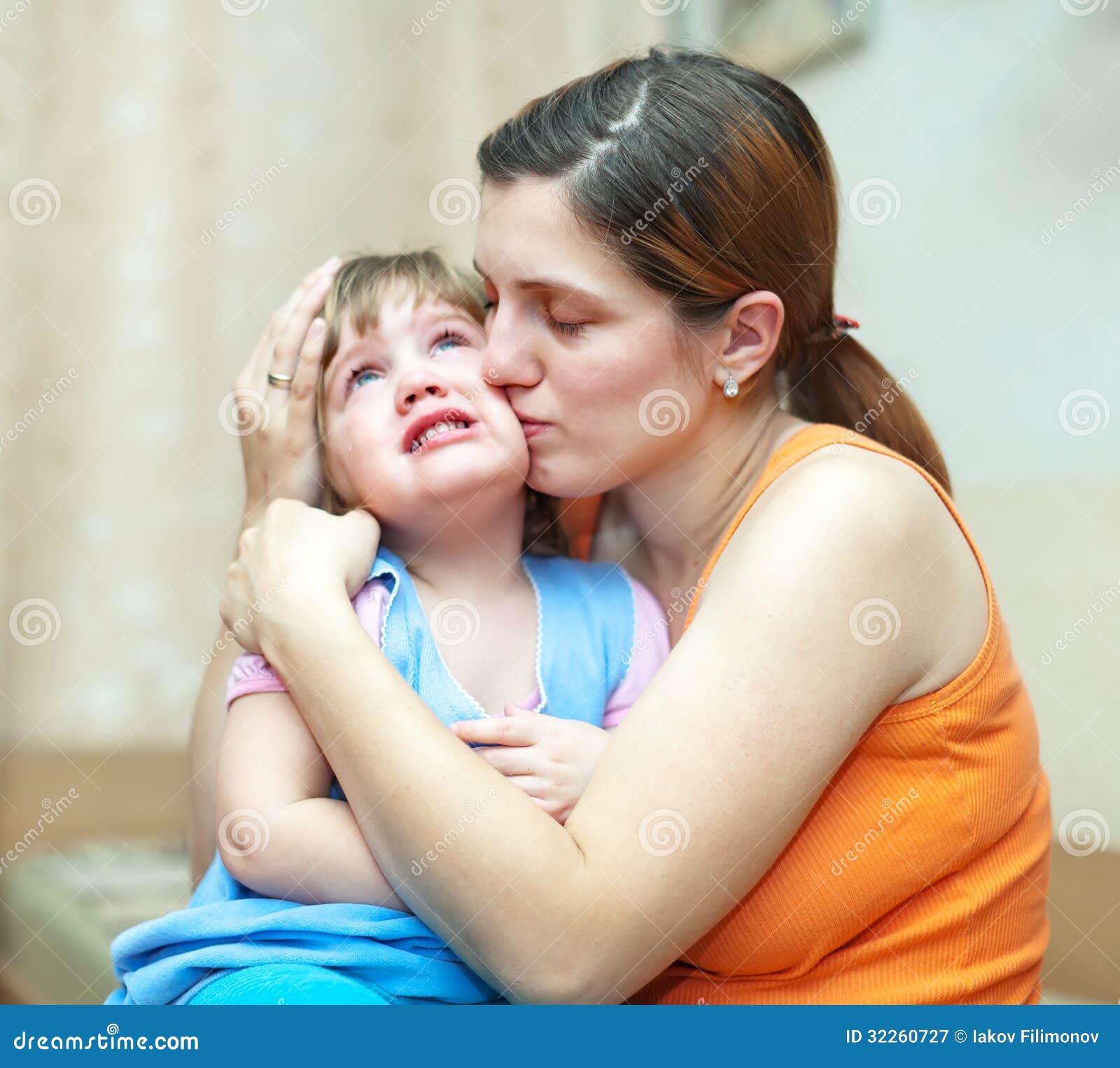 La donna calma la figlia immagine stock. Immagine di inveire - 32260727