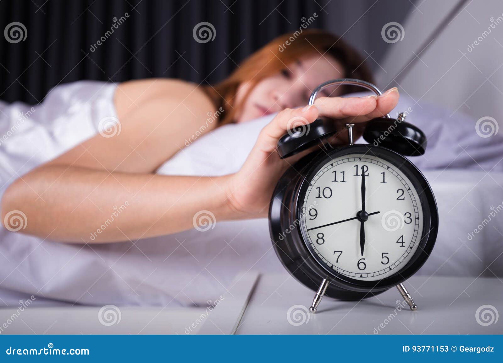 La Donna Che Dorme E Sveglia Per Spegnere La Sveglia Nel Mornin ... La Donna Che Dorme E Sveglia Per Spegnere La Sveglia Nel Mornin ...