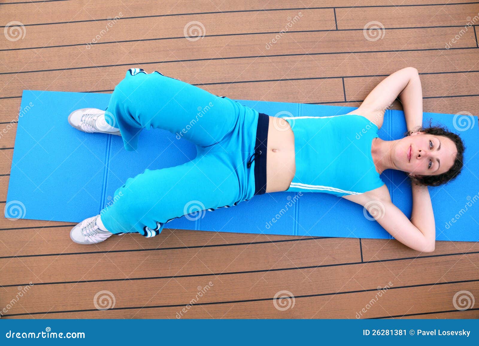 La Donna Che Si Trova Sulla Coperta E Fa Le Esercitazioni Immagine ...