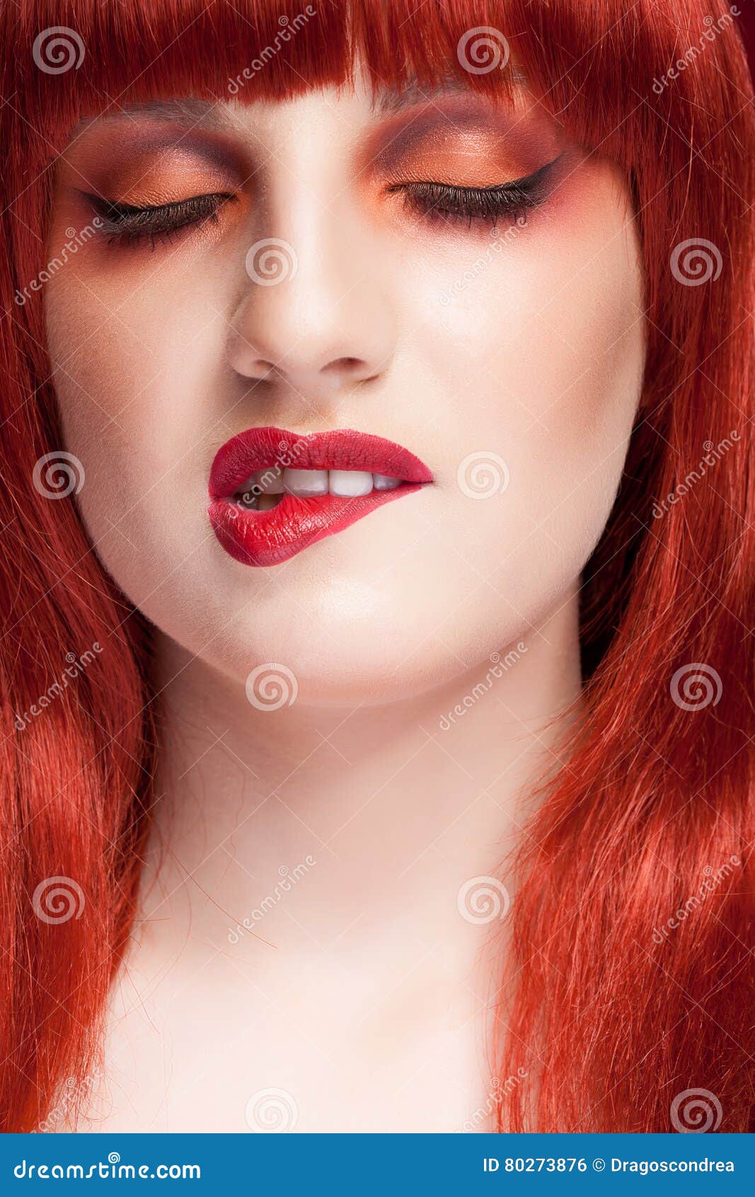 La Donna Con La Parrucca Rossa, Compone E Parrucca Fotografia Stock ...