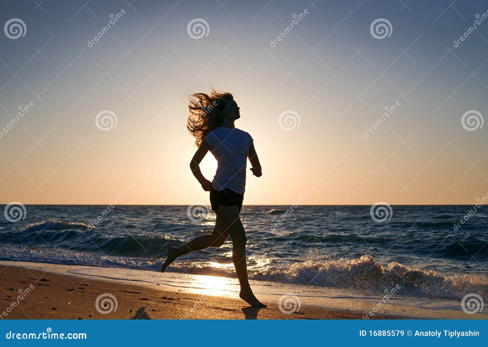 La Donna Di Bellezza Funziona Sulla Spiaggia Del Mare Immagine Stock ...
