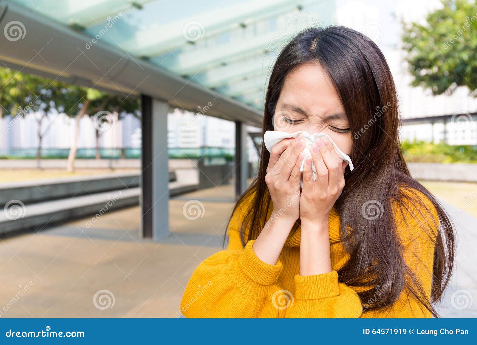 La Donna Ha Ottenuto Il Freddo Immagine Stock - Immagine di casuale ...