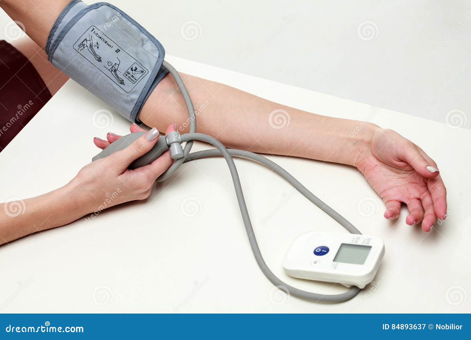 La Donna Misura La Sua Pressione Sanguigna Immagine Stock - Immagine di ...