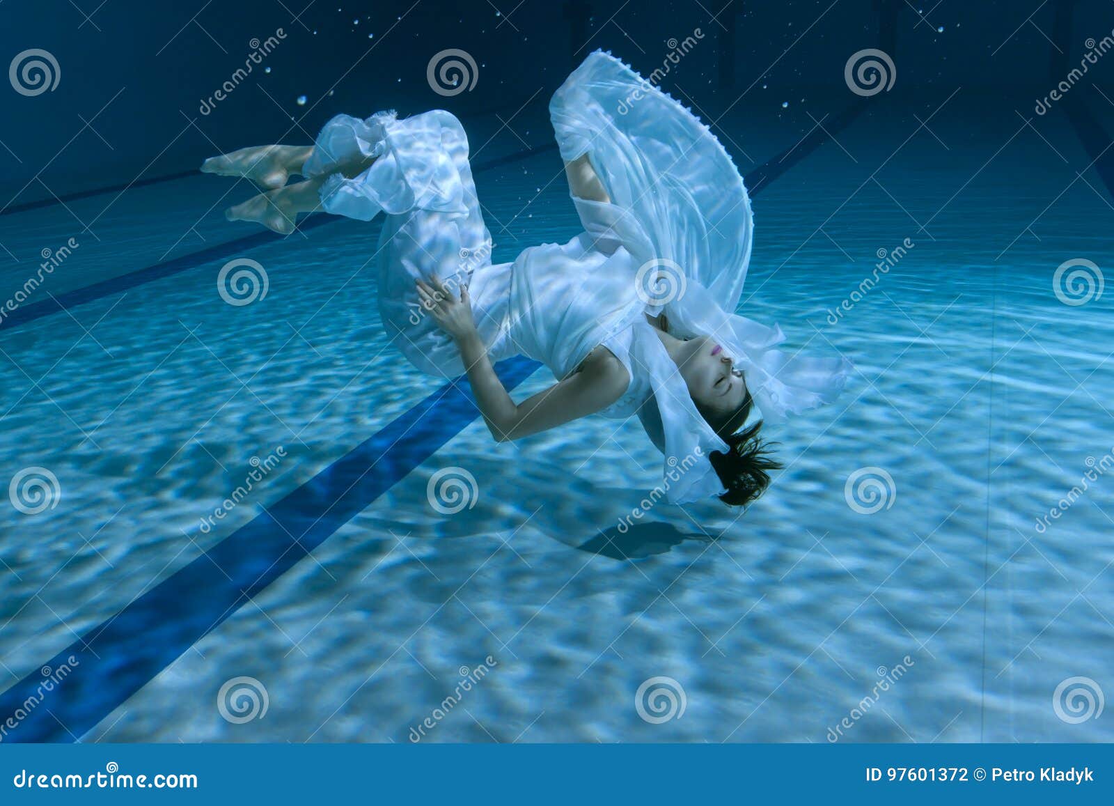 La Donna Mostra Una Manifestazione Subacquea Fotografia Stock ...